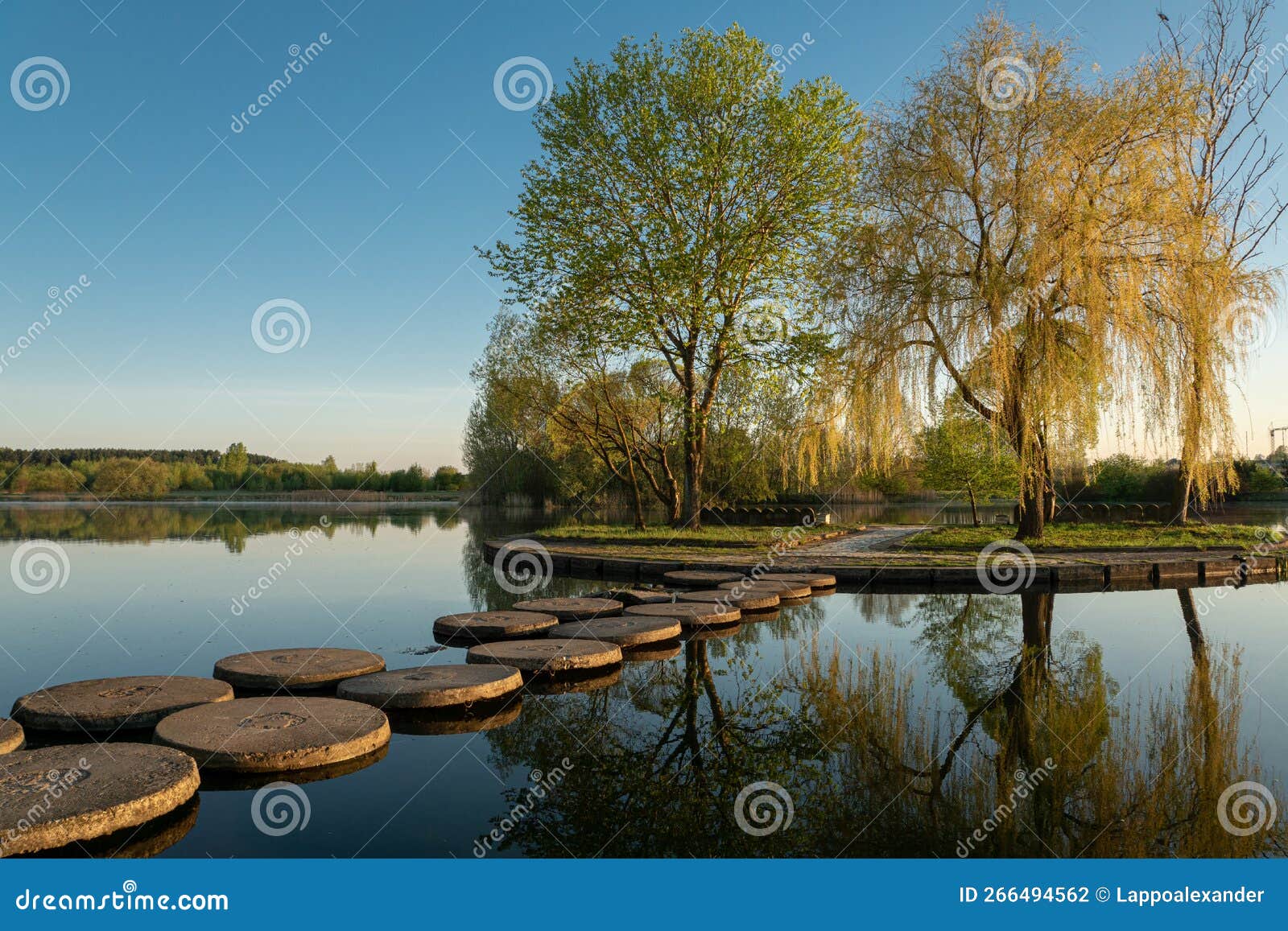 Ruta Del Lago De Parque a La Isla Foto de archivo - Imagen de sunlight ...