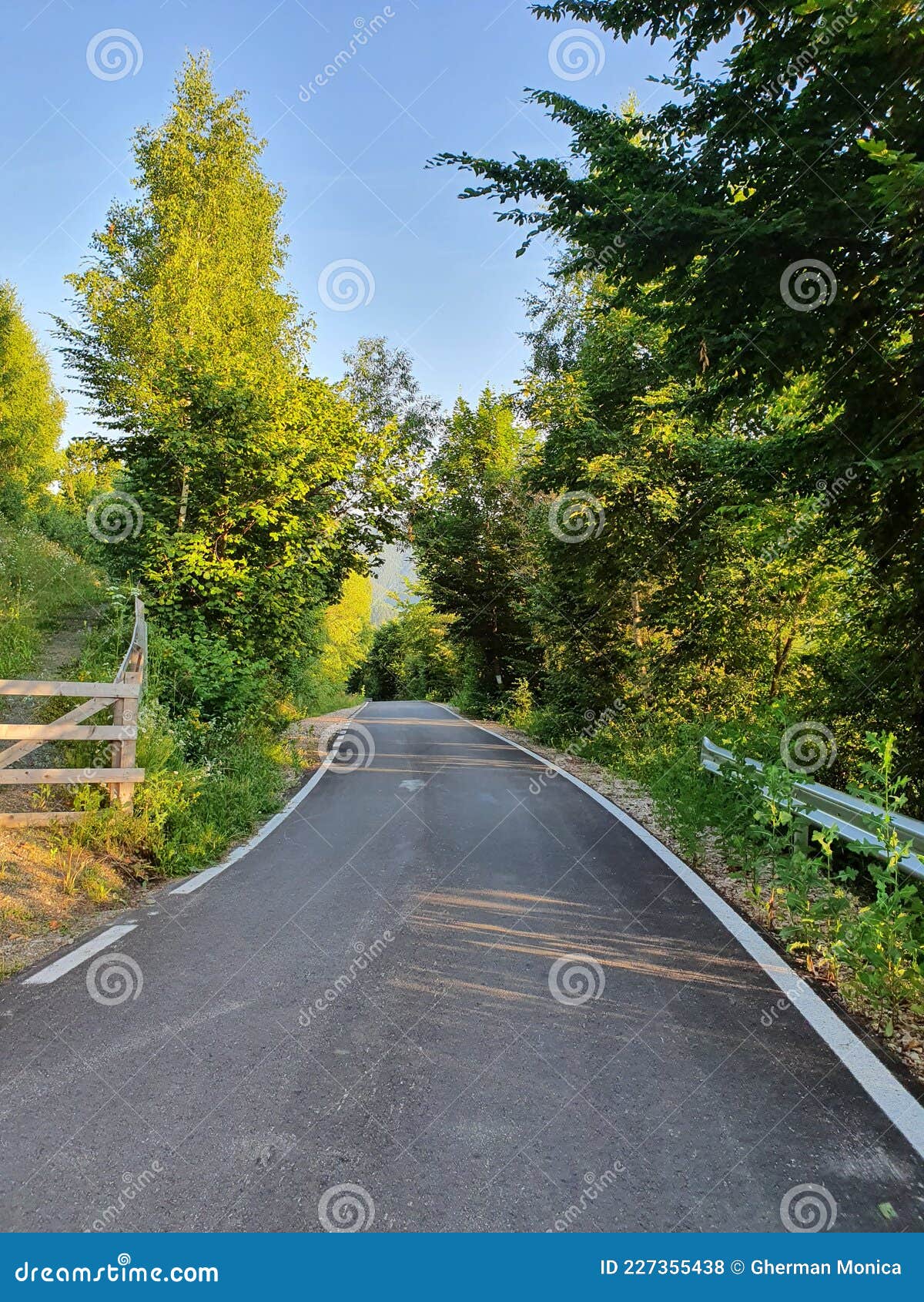 Ruta General De Maguri Racatau a Marisel Foto de archivo - Imagen de ...