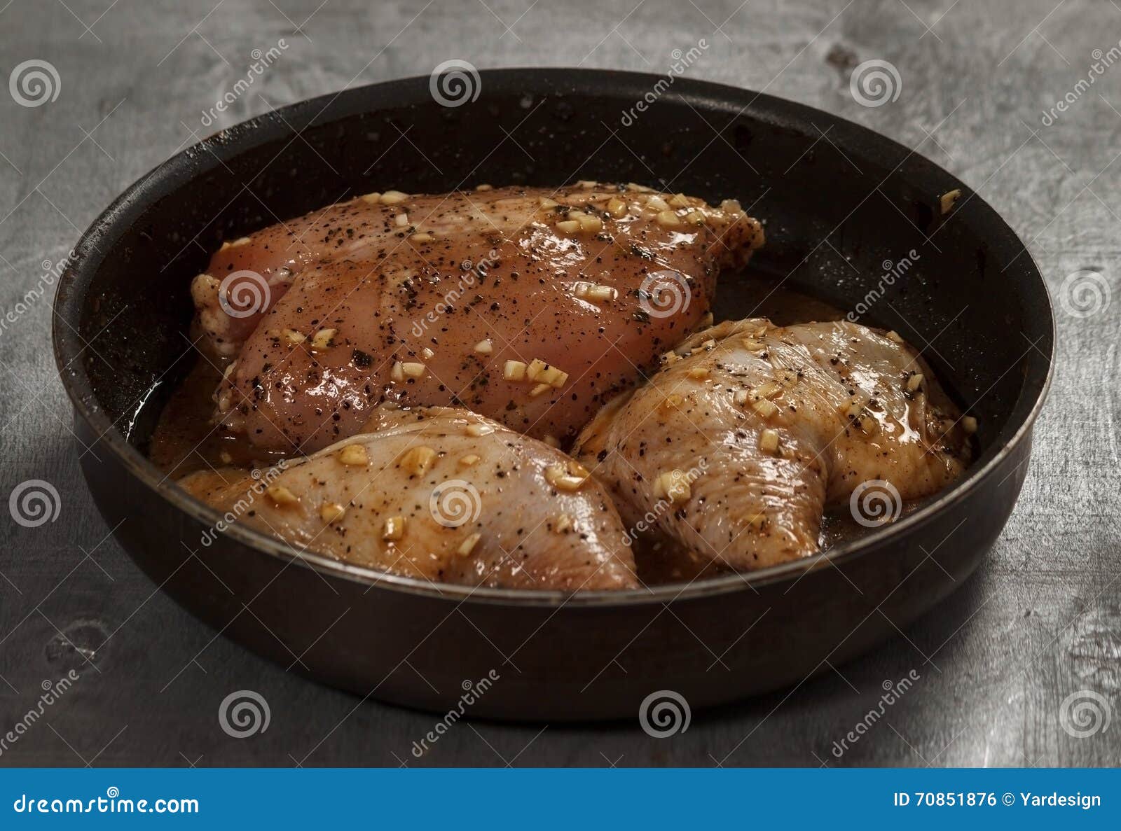 Ruw Kippenvlees in Marinade in Pan Klaar Voor Het Koken Stock Foto ...