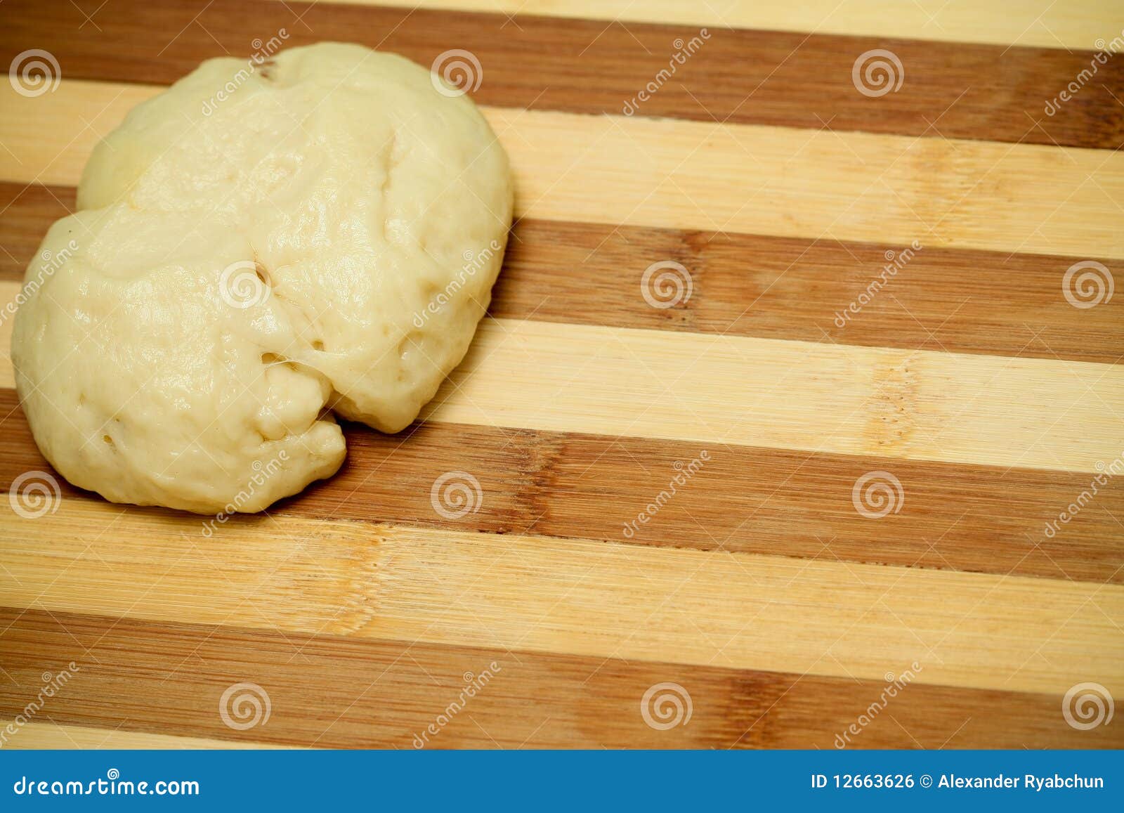 Ruw pasteideeg op een raad stock foto. Image of baksel - 12663626