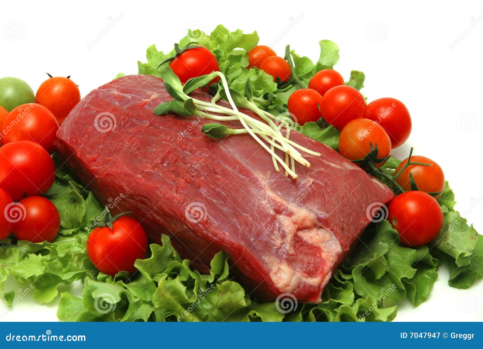 Ruw Rood Vlees Op Groen Saladeblad Stock Afbeelding - Image of calorie ...