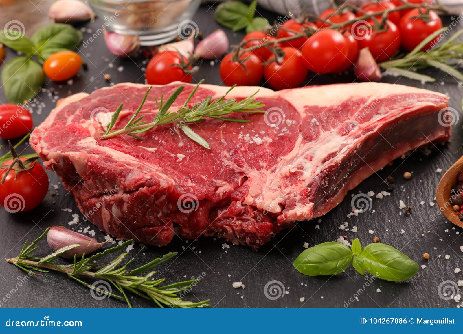 Ruw Rundvlees stock foto. Image of voedsel, rundvlees - 104267086