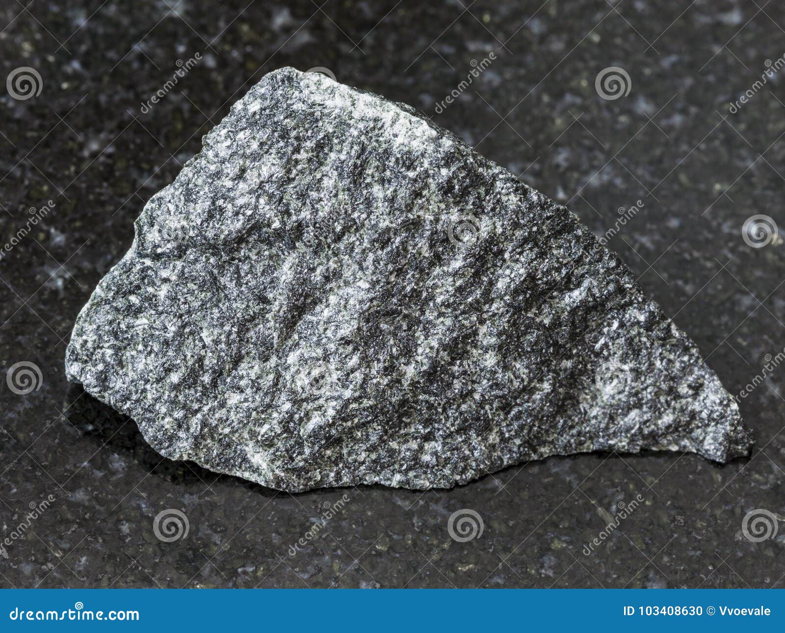 Ruwe Dolerite Steen Op Donkere Achtergrond Stock Foto - Image of steen ...