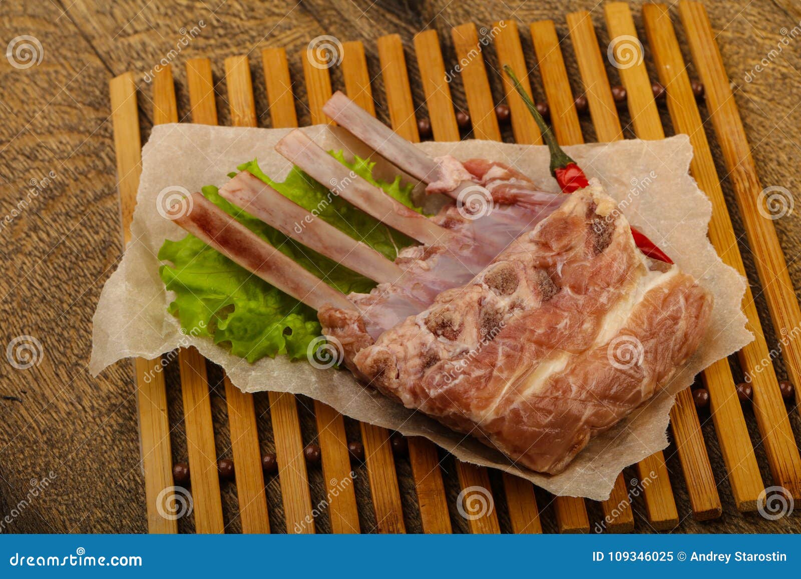 Ruwe lamsribben stock afbeelding. Image of karbonade - 109346025