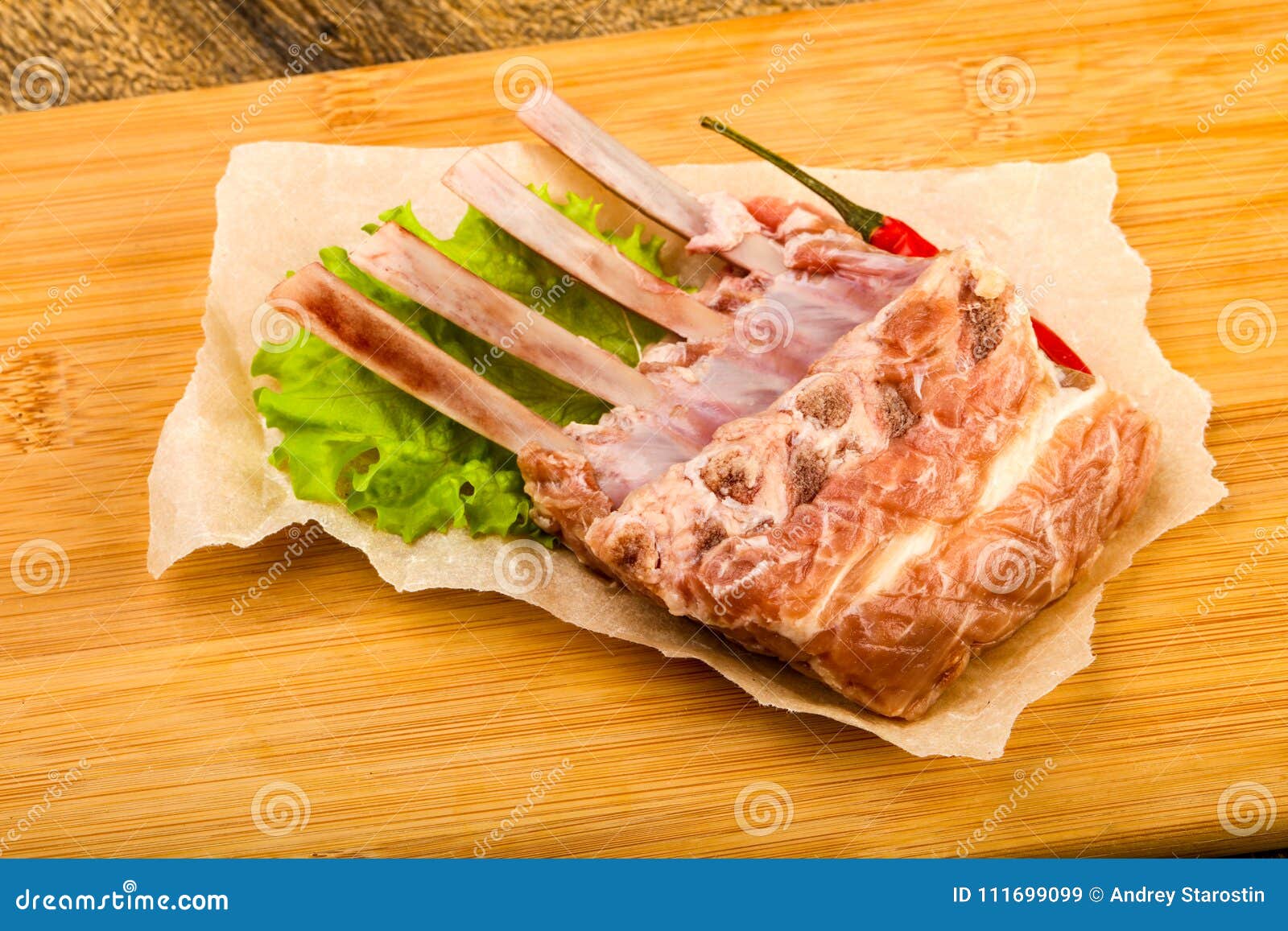 Ruwe lamsribben stock afbeelding. Image of karbonades - 111699099