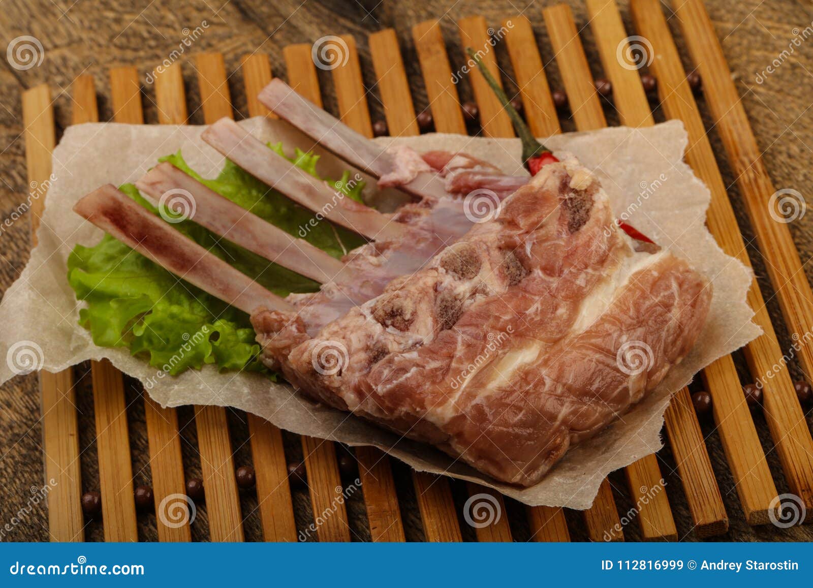 Ruwe lamsribben stock afbeelding. Image of rooster, restaurant - 112816999