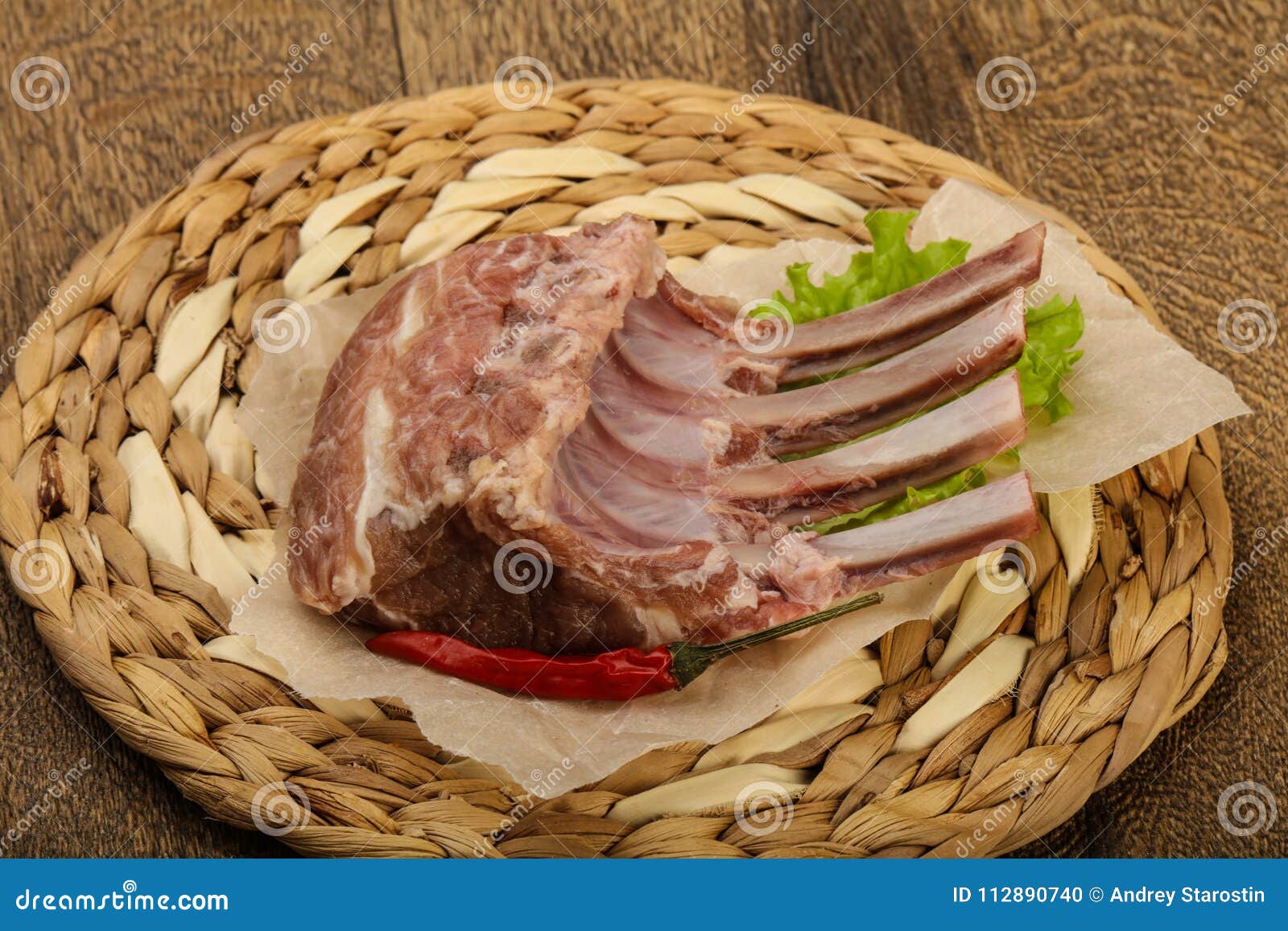 Ruwe lamsribben stock foto. Image of geïsoleerd, houten - 112890740