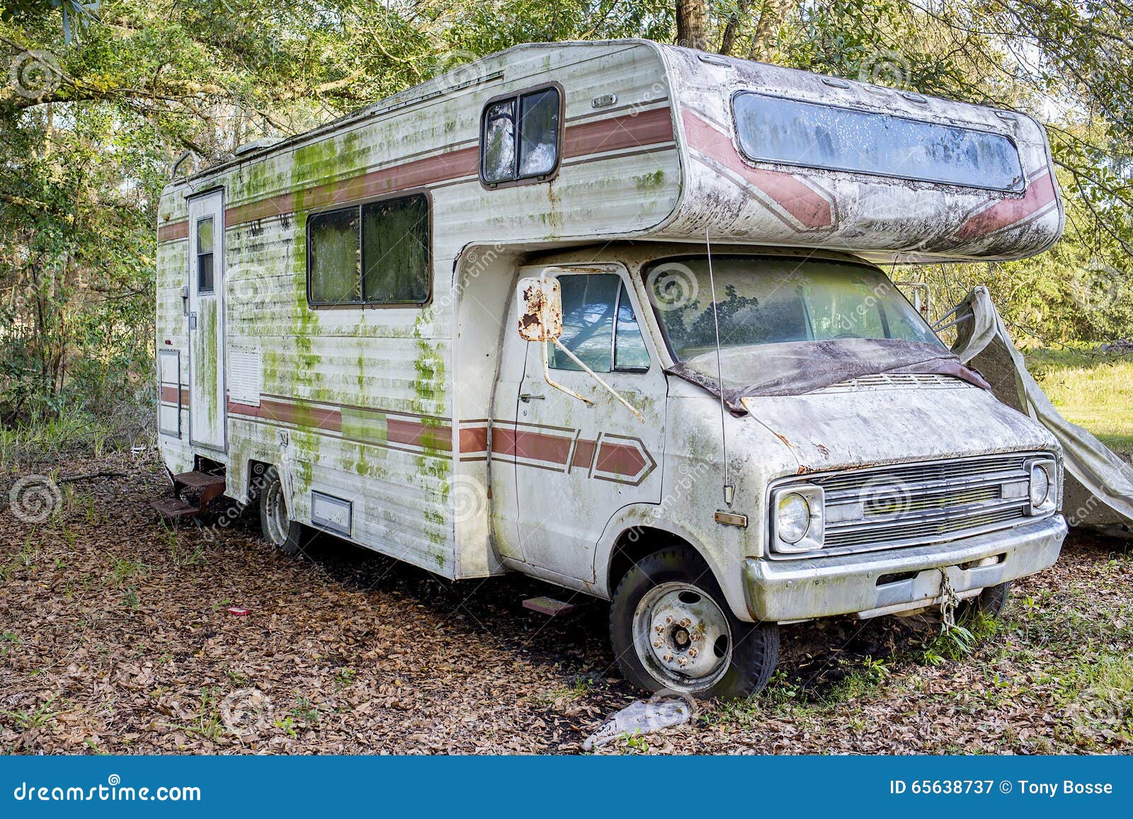 Rv abandonné image stock. Image du métal, campeur, ordures - 65638737