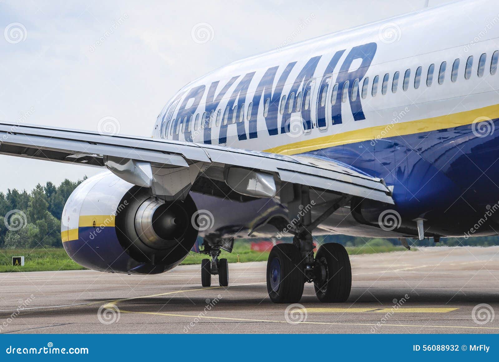 Ryanair editorial photography. Image of shiny, airport - 56088932