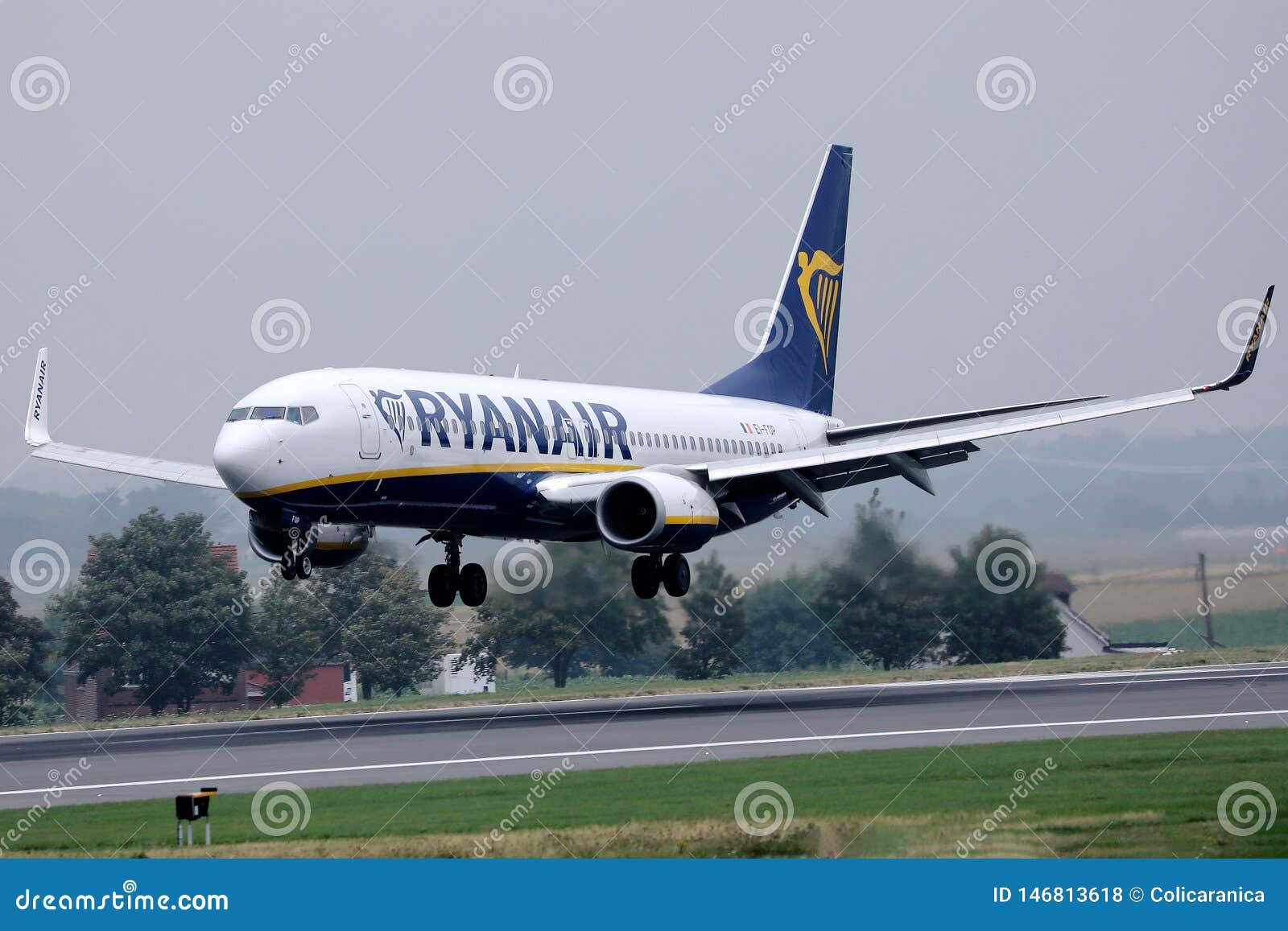 Ryanair Jet Approaching the Runway Editorial Stock Photo - Image of ...