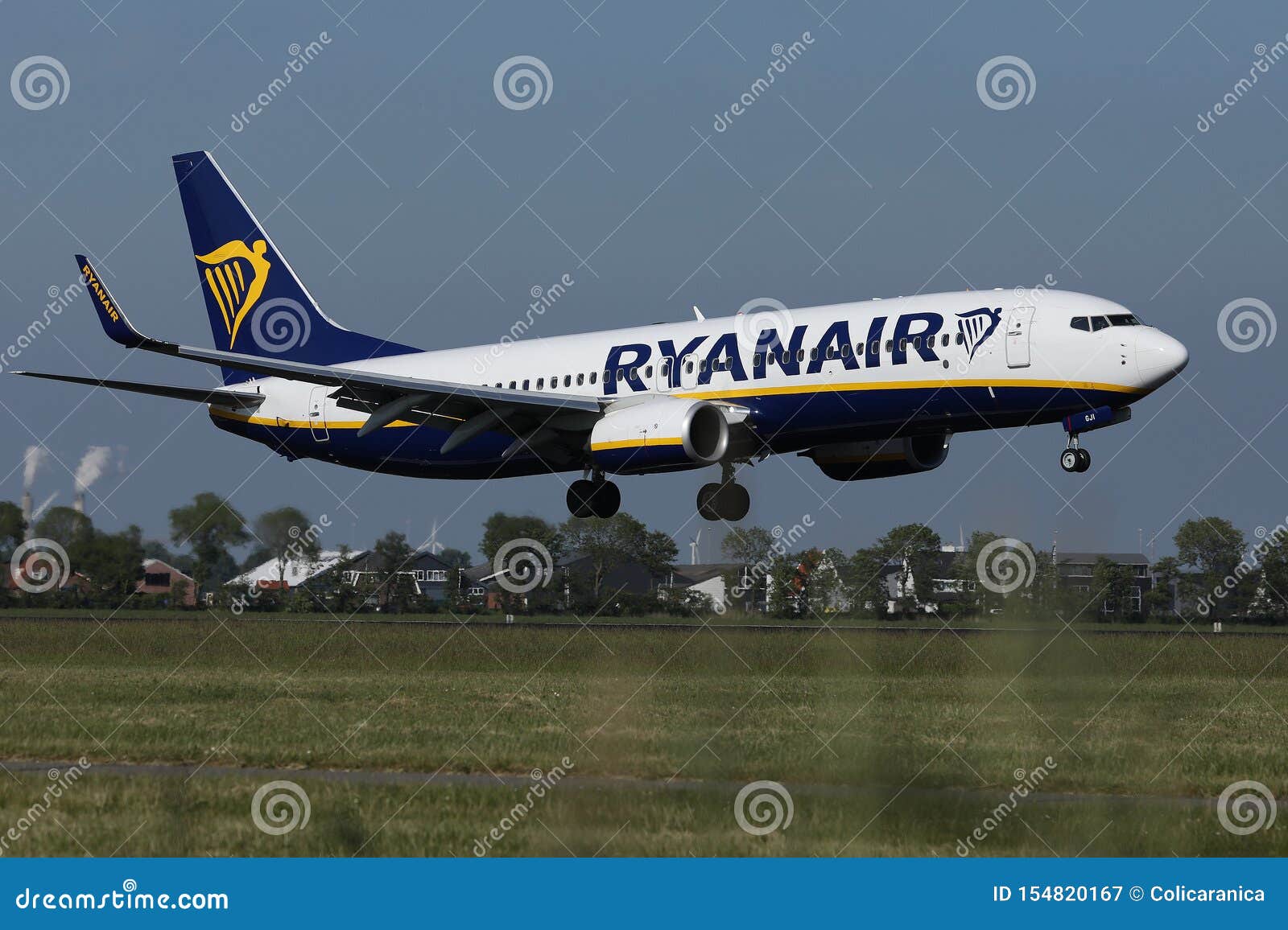Ryanair jet landing editorial photography. Image of arrives - 154820167