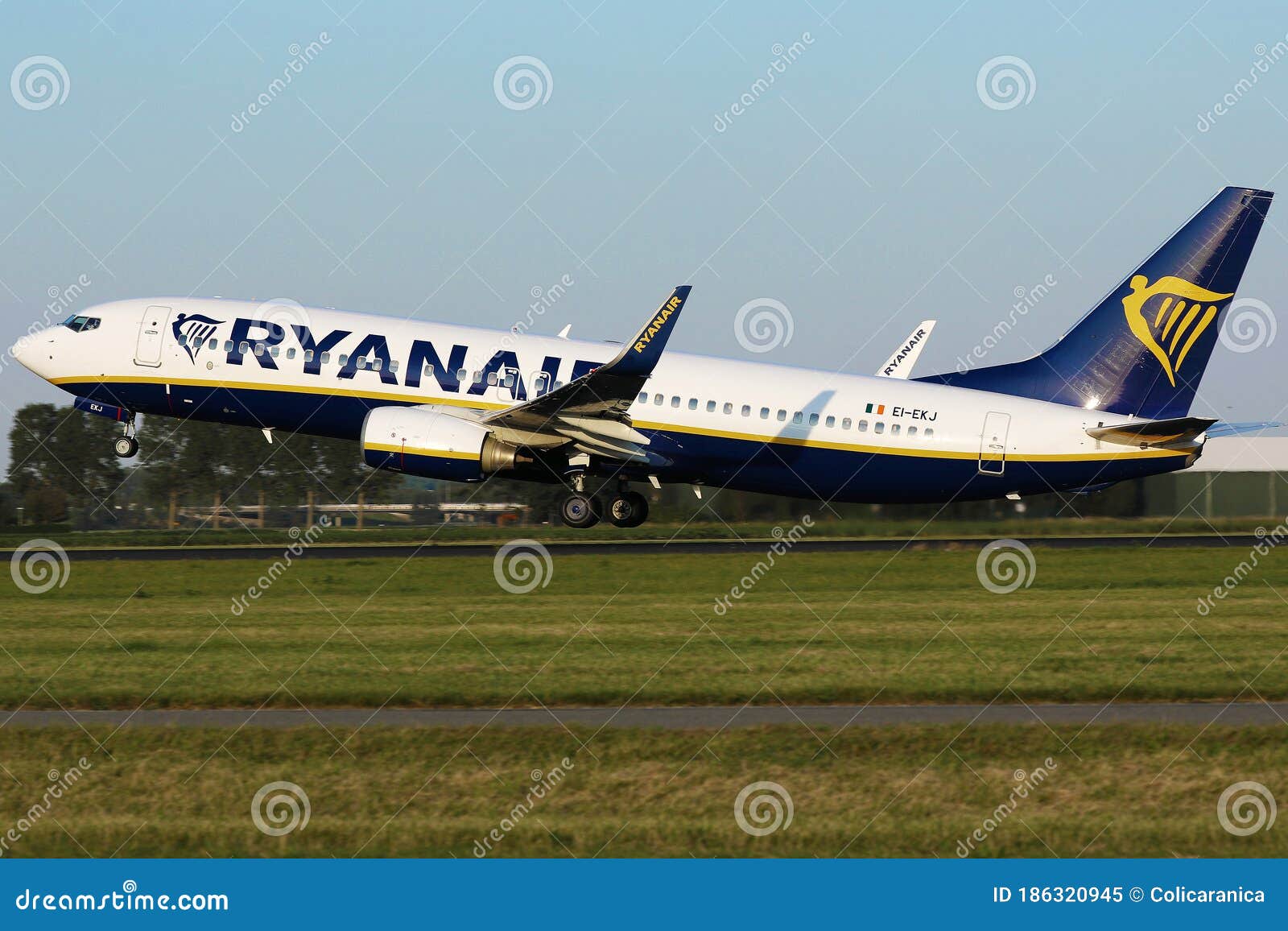 Ryanair plane taking off editorial image. Image of flights - 186320945