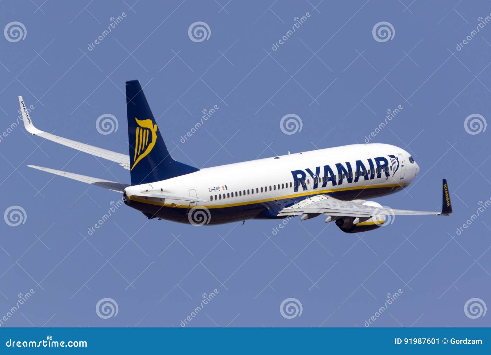Ryanair on take off editorial photo. Image of boeing - 91987601