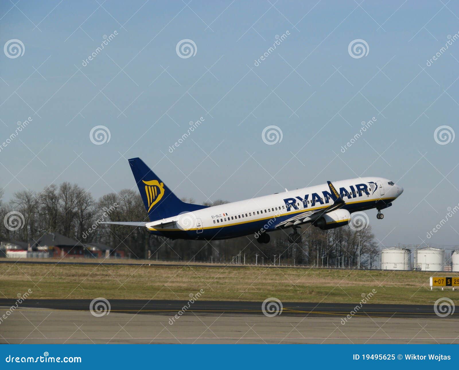 Ryanair takes off editorial image. Image of airliner - 19495625