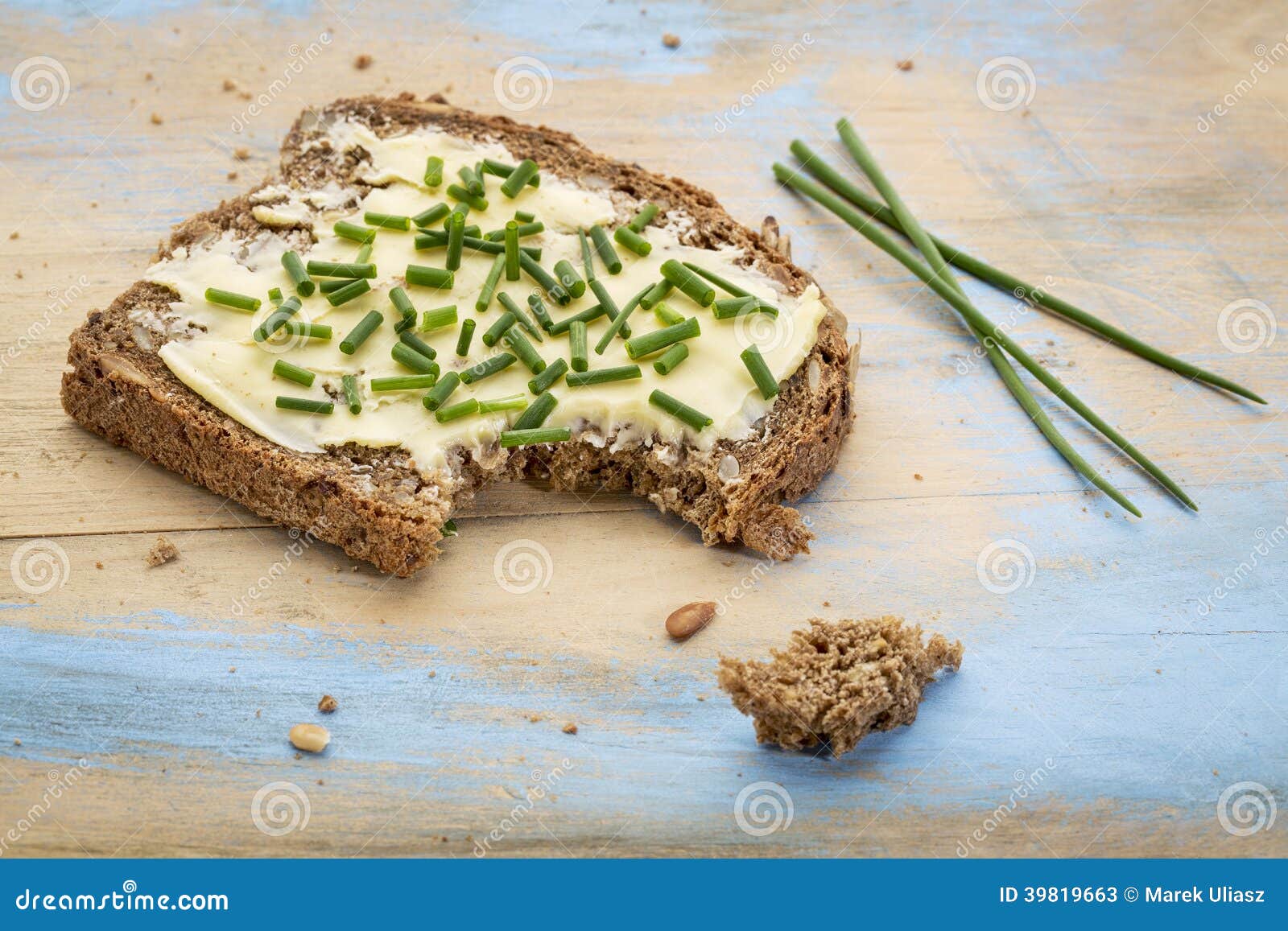 Rye-Brot Mit Butter Und Schnittlauch Stockbild - Bild von korn ...