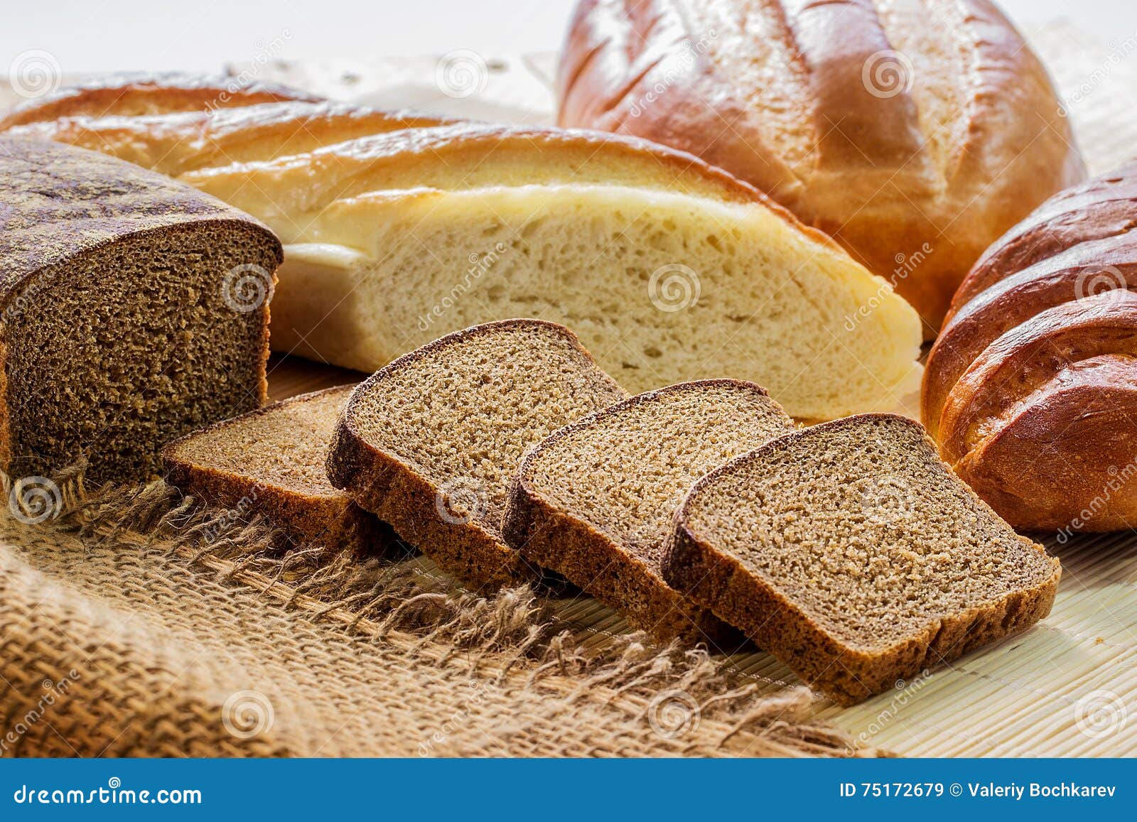 Rye-Brot Und Weißes Langes Laib Stockbild - Bild von verbrauch ...