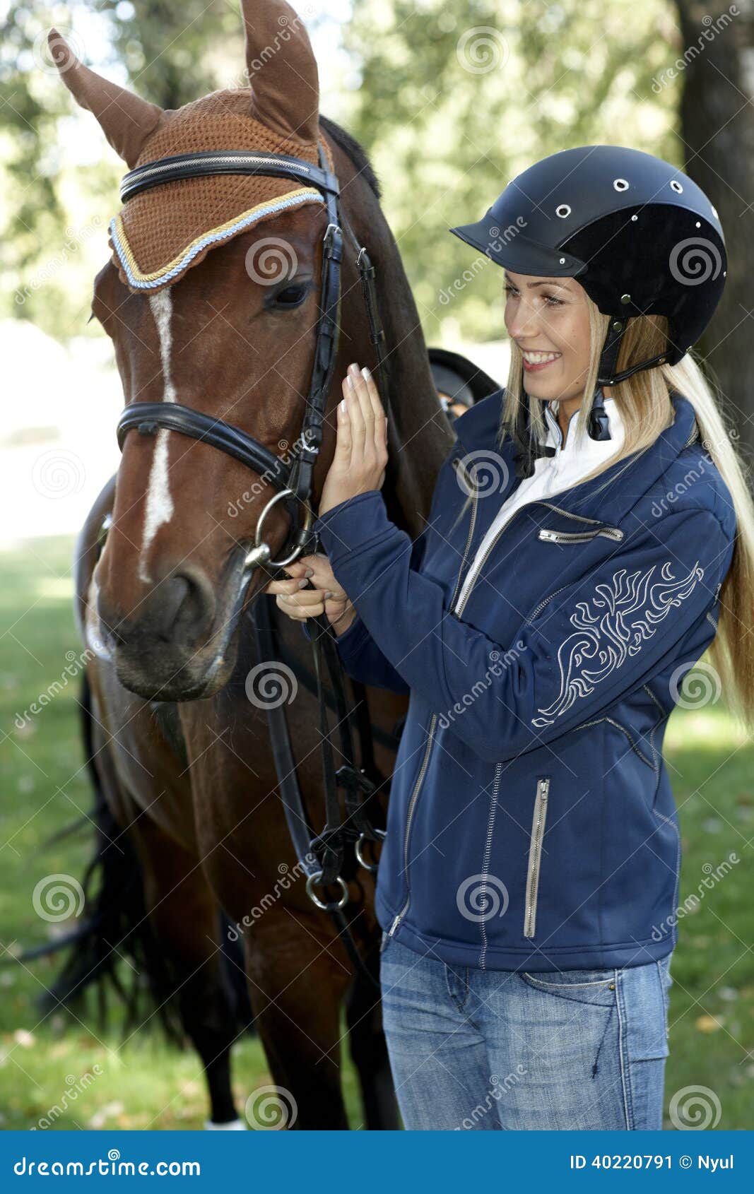 Ryttare och häst fotografering för bildbyråer. Bild av smeka - 40220791