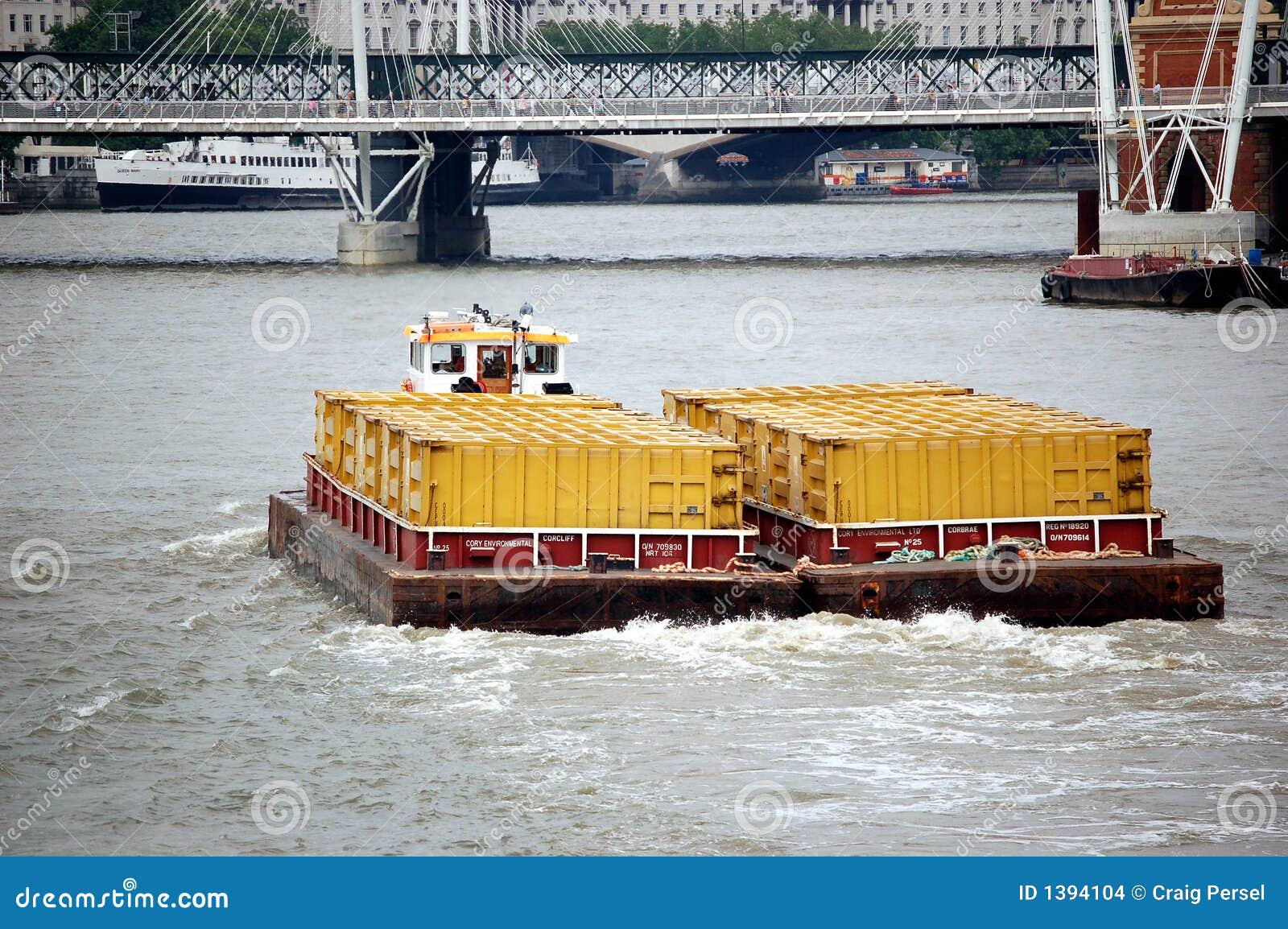 Rzeka Tamiza barki zdjęcie stock. Obraz złożonej z infrastruktura - 1394104