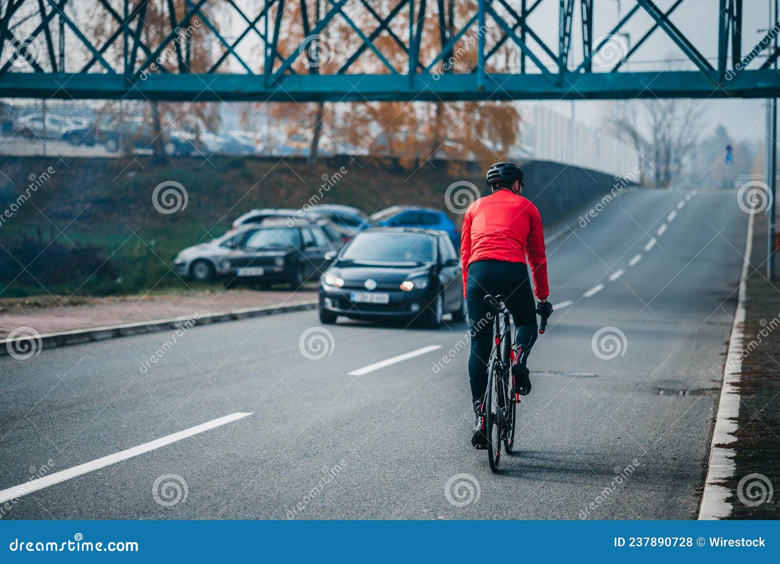 Rückblick Auf Einen Jungen Coolen Männlichen Radfahrer in Roten ... Rückblick Auf Einen Jungen Coolen Männlichen Radfahrer in Roten ...