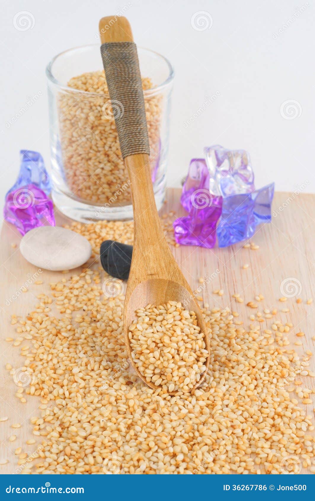 Sésamo de derramamento foto de stock. Imagem de condimento - 36267786