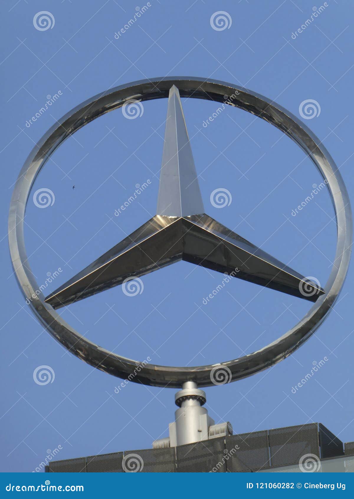 Símbolo De Mercedes-Benz En El Top De Un Edificio Fotografía editorial ...