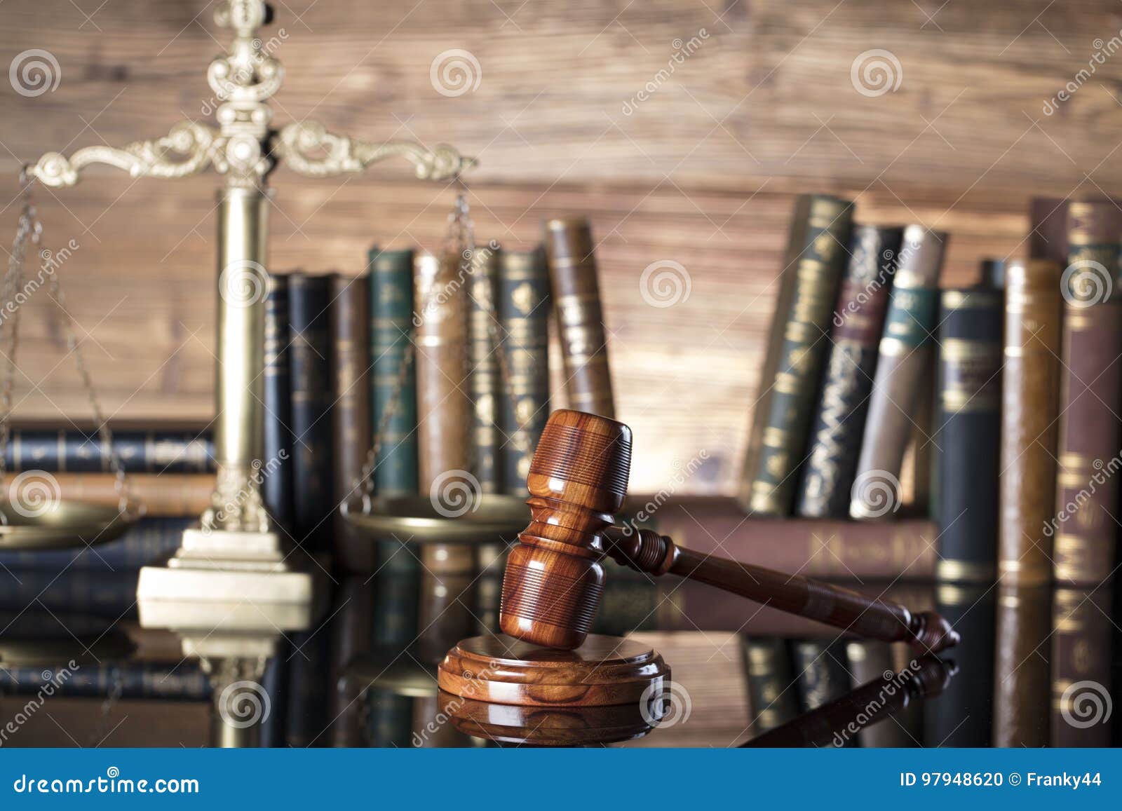 Símbolos de la ley foto de archivo. Imagen de biblioteca - 97948620