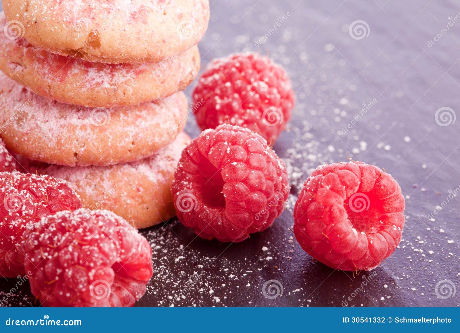 Söta rosa kakor arkivfoto. Bild av bagerit, kaka, konfekt - 30541332