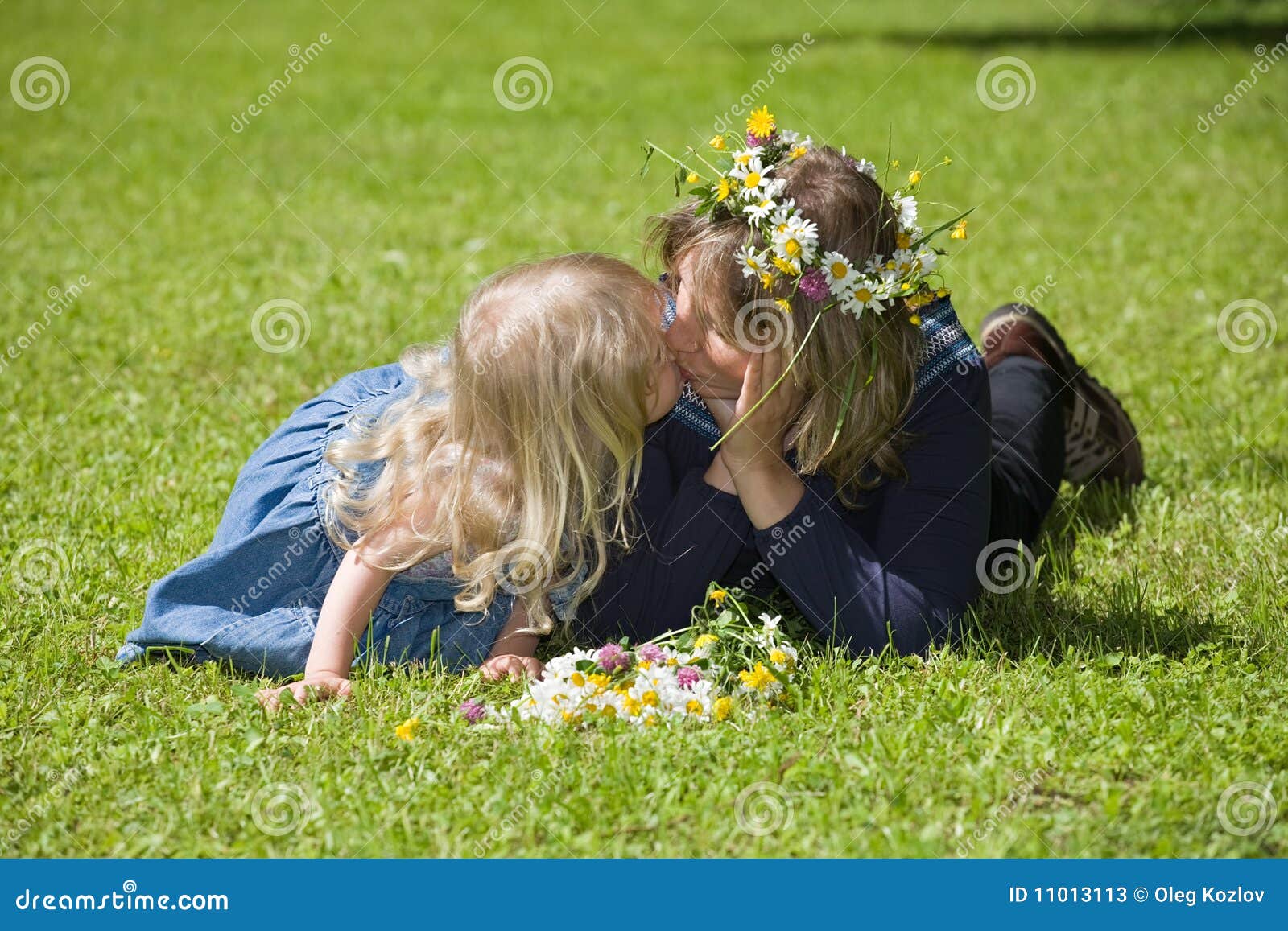 Süßer Kuss stockbild. Bild von schönheit, mutter, kindheit - 11013113