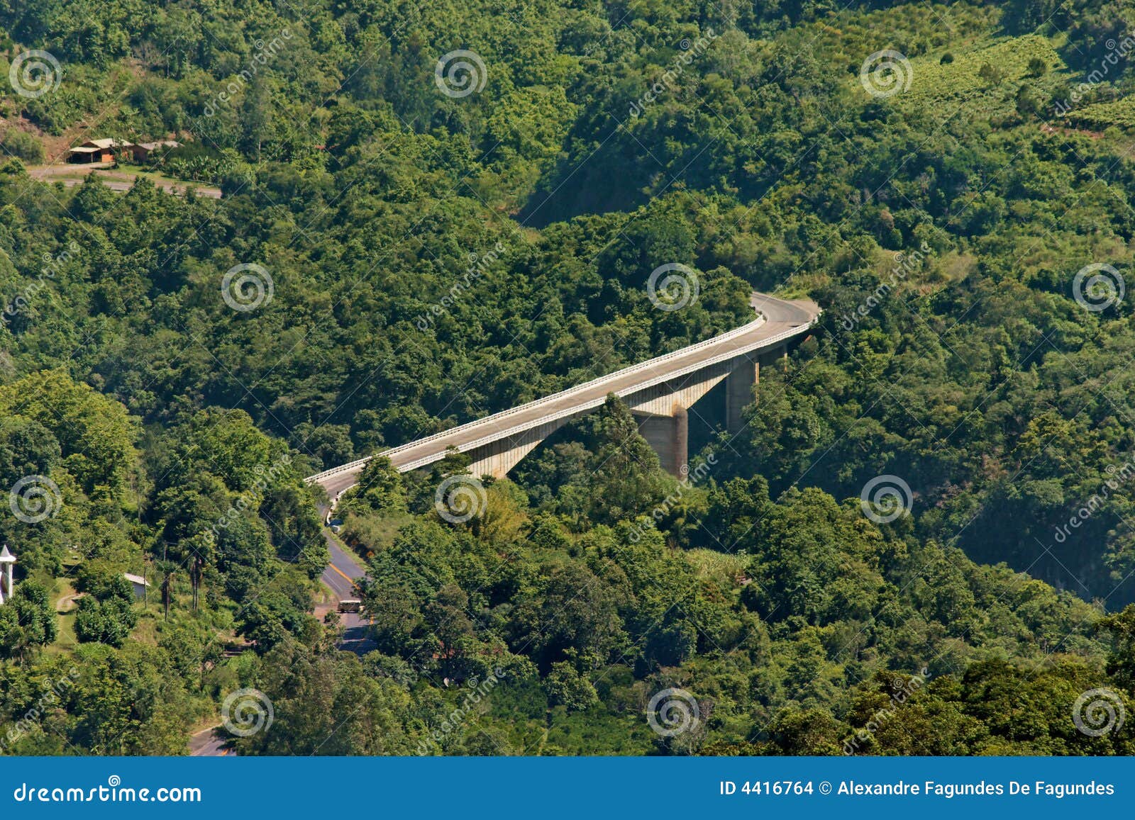 S De Brug Van De Vorm in Het Hout Stock Foto - Image of brazilië ...