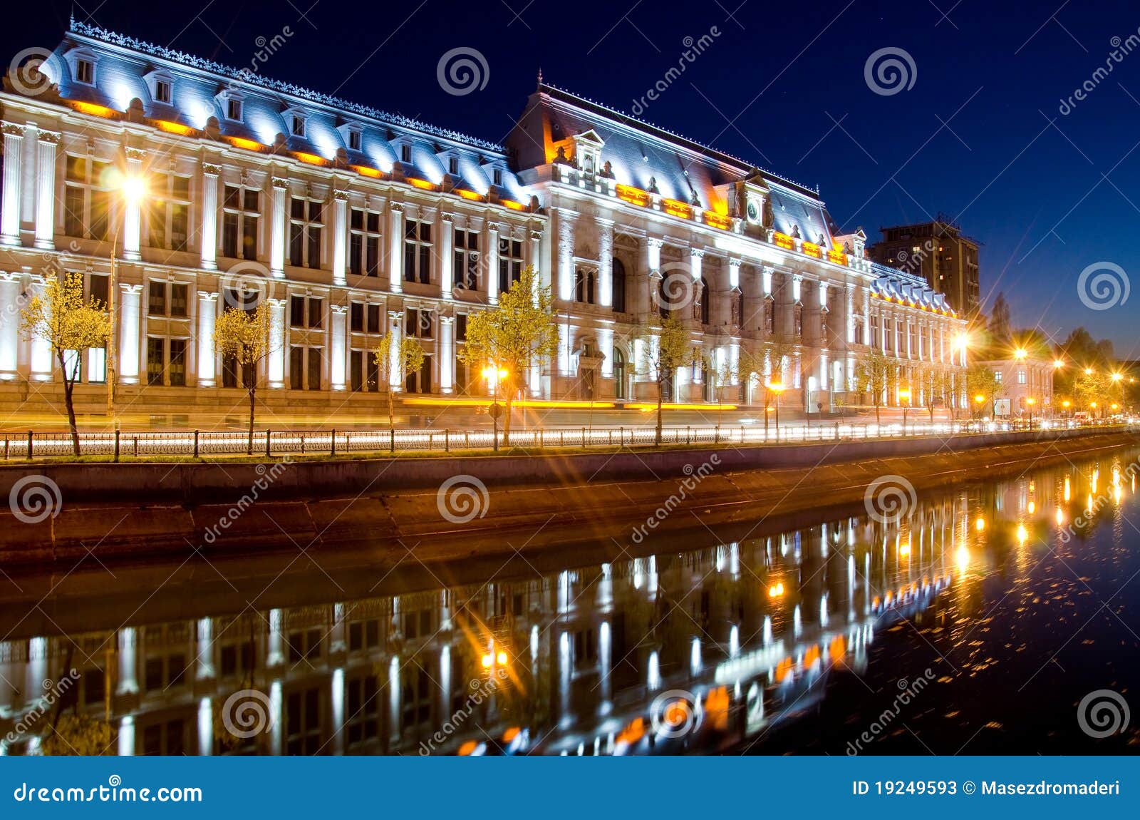 's Nachts Het Centrum Van Boekarest Stock Afbeelding - Image of ...
