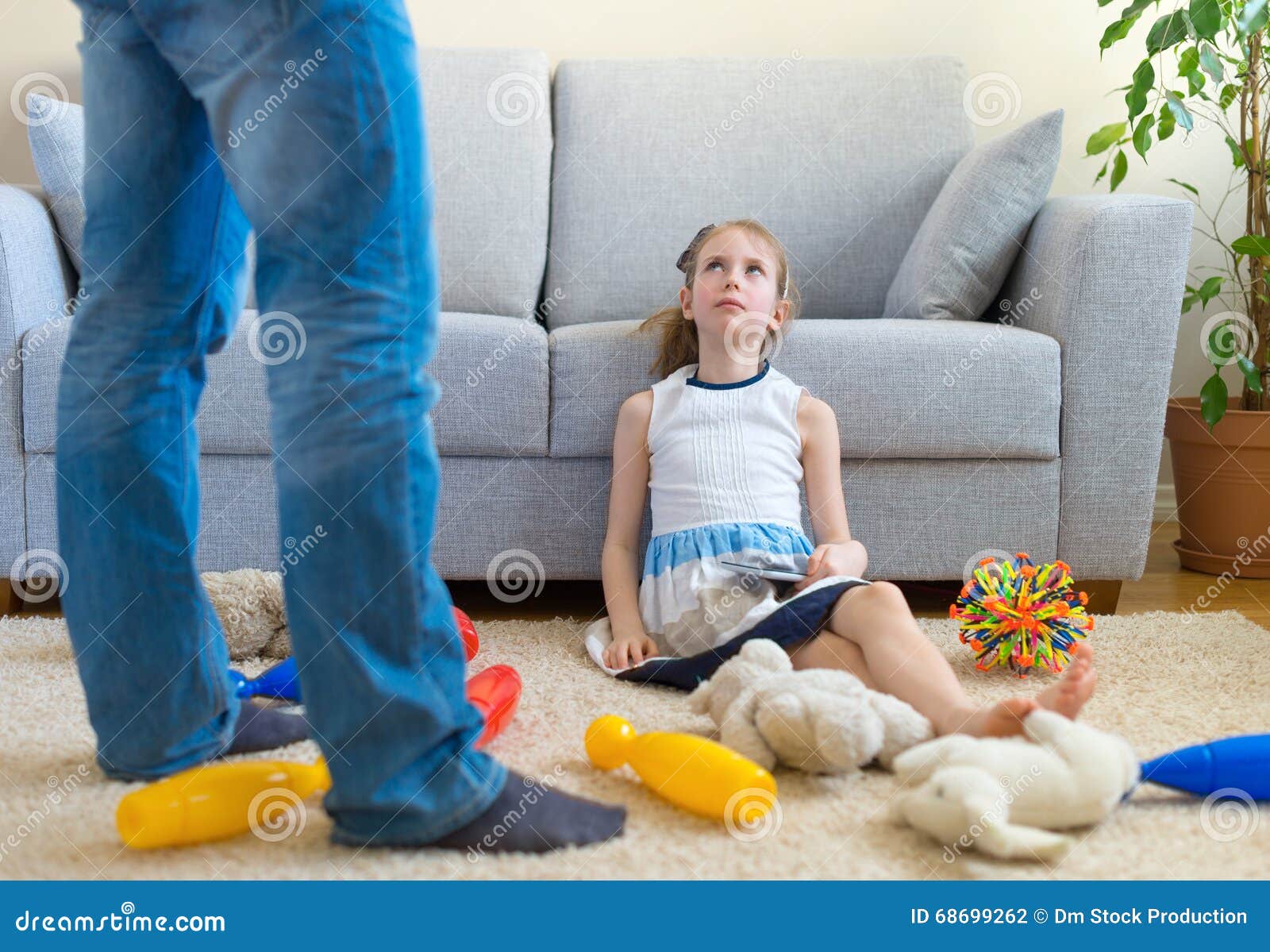 It's Time To Clean Up Your Toys! Stock Foto - Image of binnen, woede ...