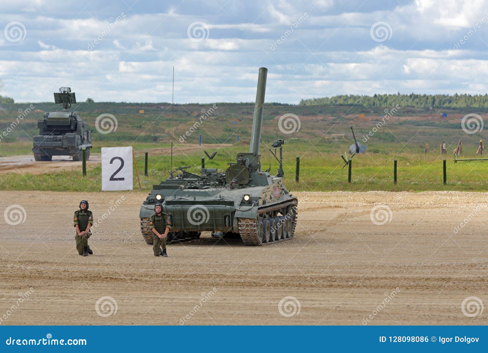 2S4 Tyulpan foto editorial. Imagen de armamento, propulsado - 128098086