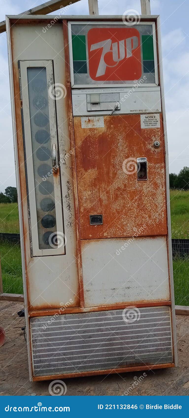 1970s Vintage 7up machine editorial photo. Image of vending - 221132846