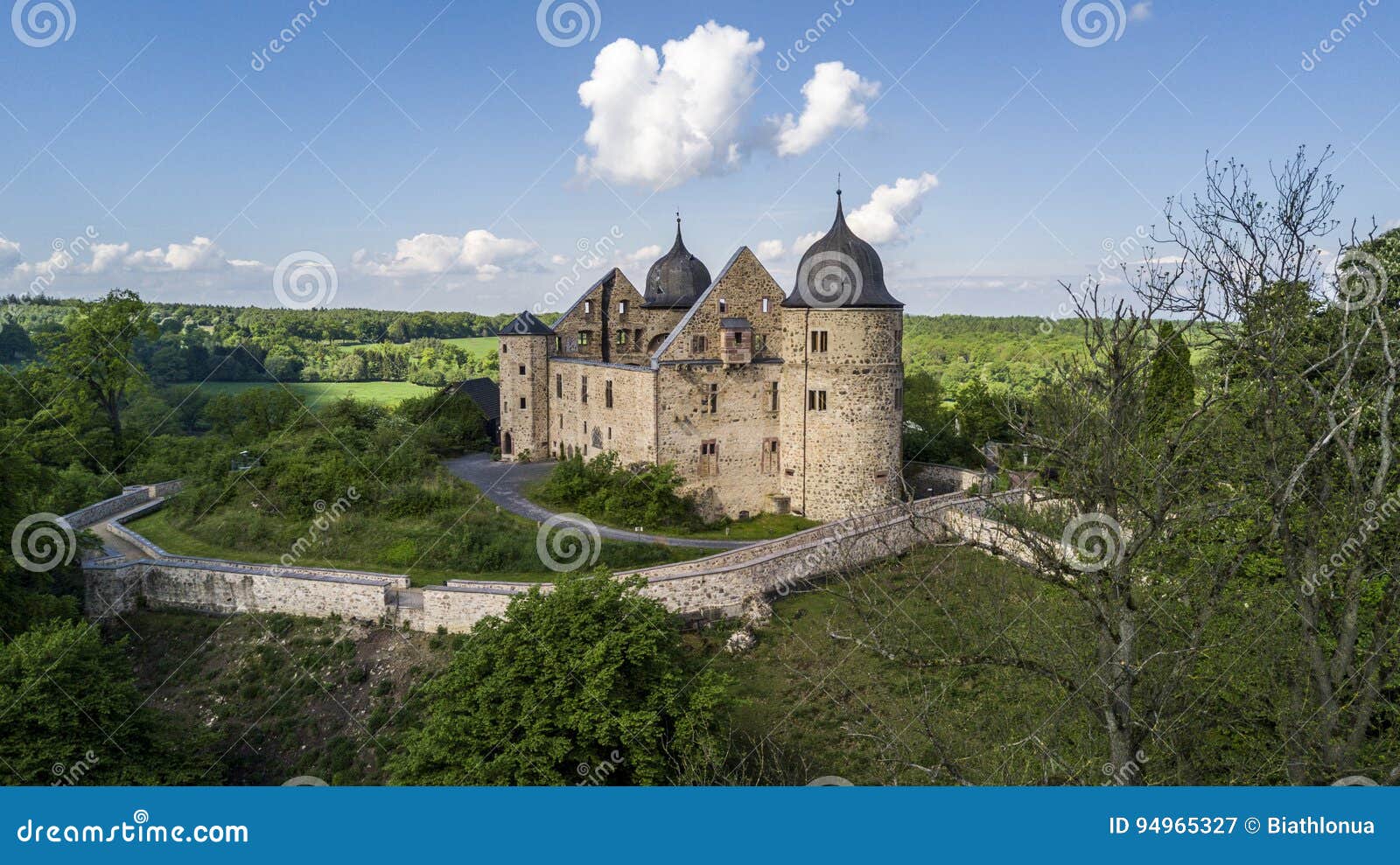 Sababurg slott i Tyskland fotografering för bildbyråer. Bild av skog ...