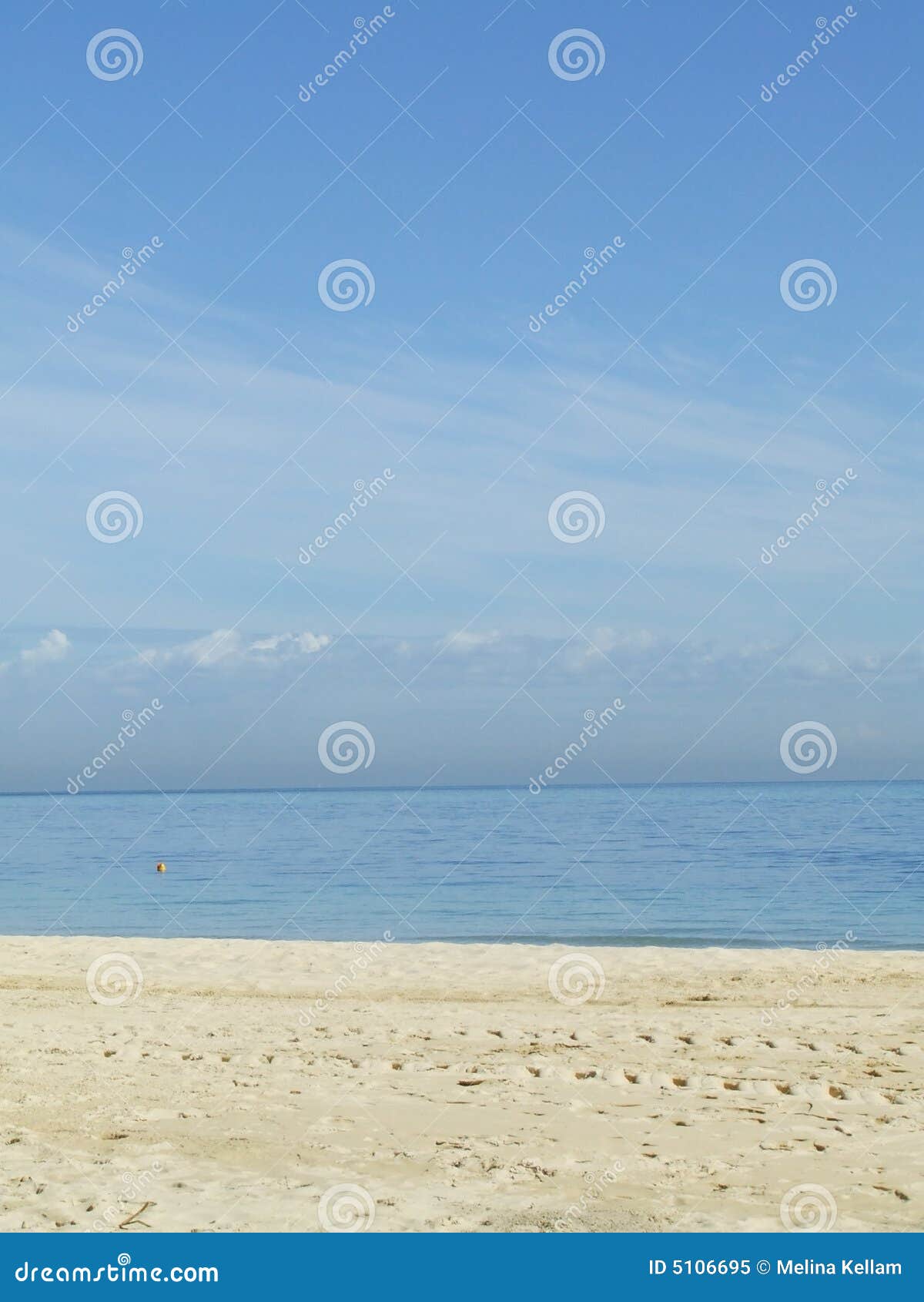 Sabbia e mare immagine stock. Immagine di bellezza, vacanza - 5106695