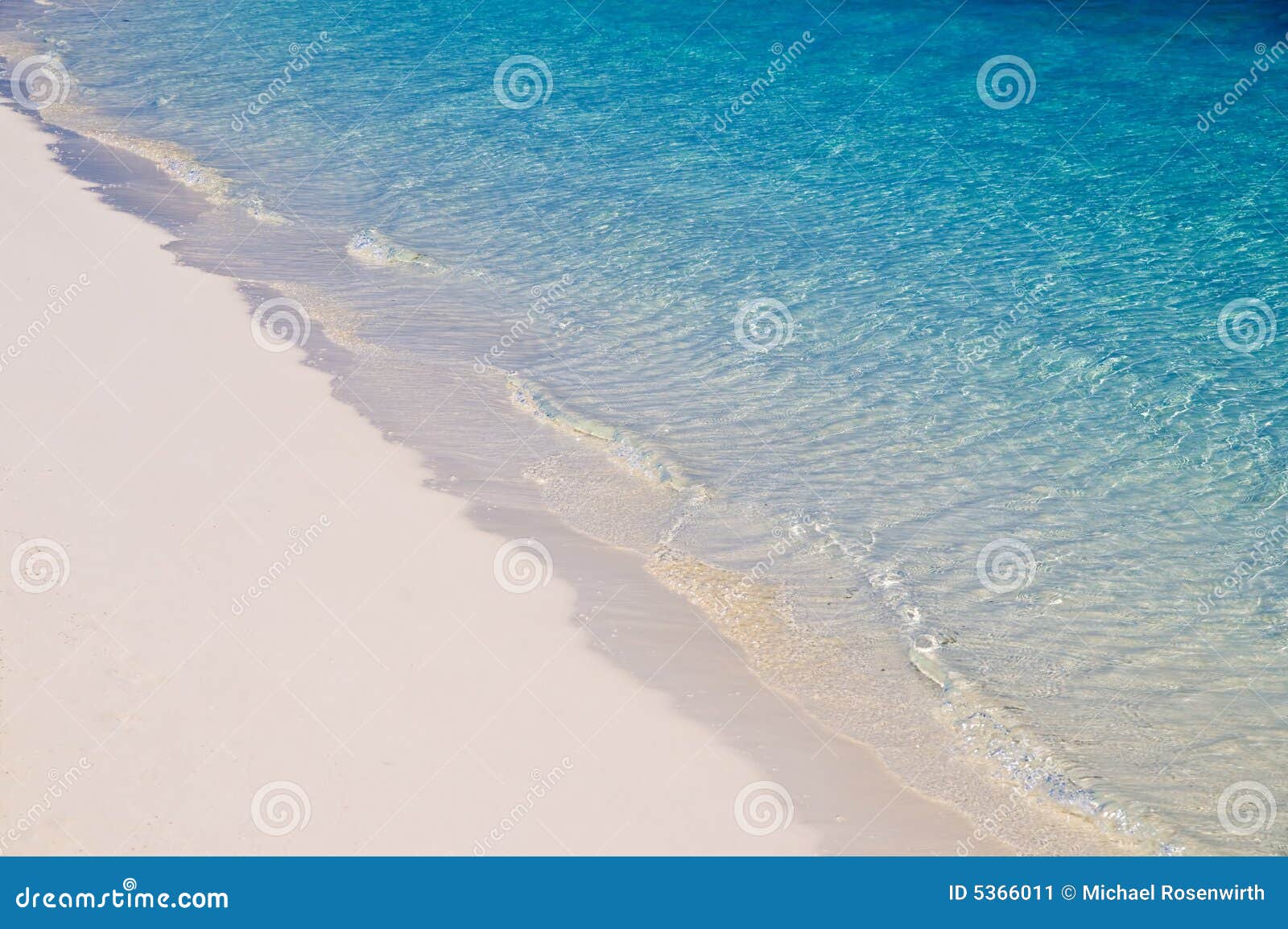 Sabbia e mare immagine stock. Immagine di spiaggia, oceano - 5366011