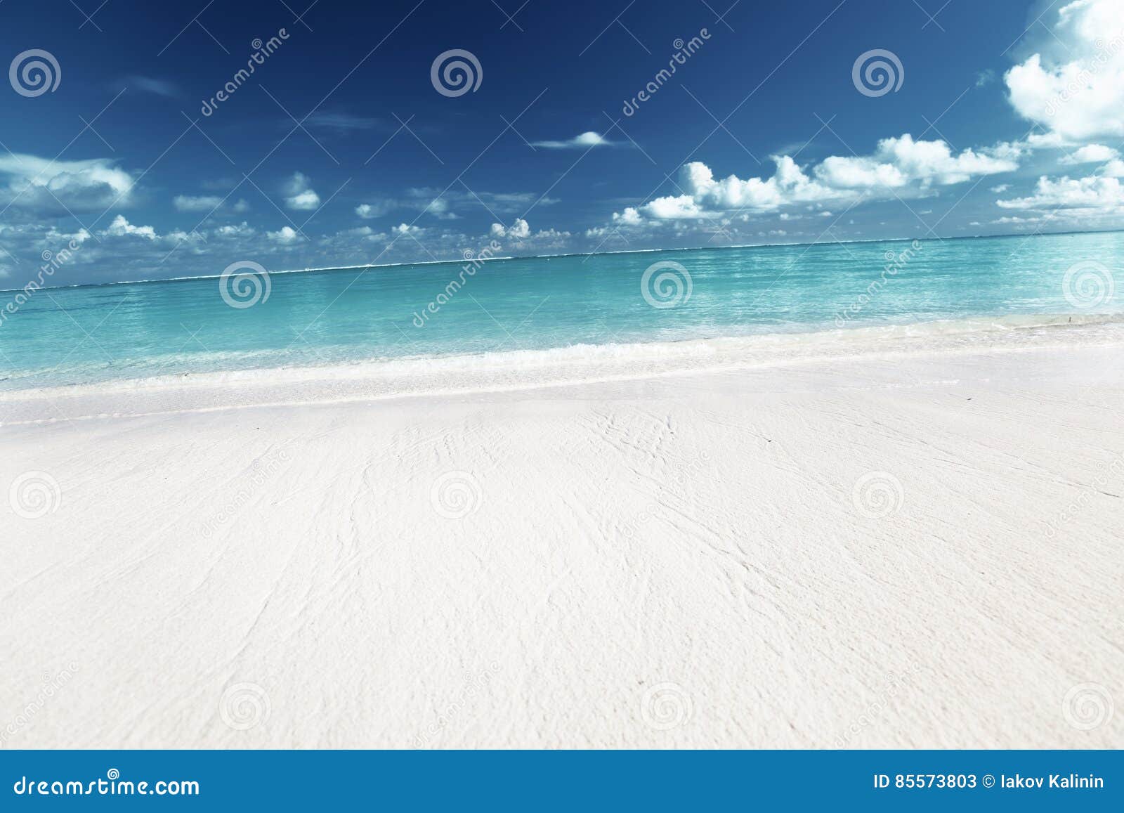 Sabbia e mare caraibico immagine stock. Immagine di sabbia - 85573803