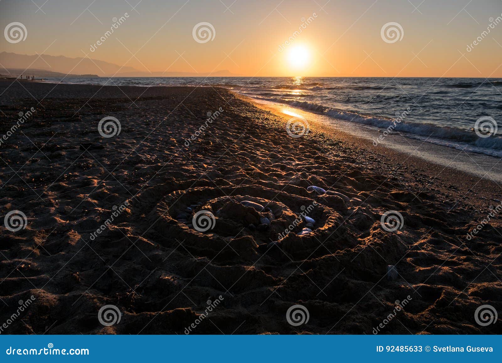 Sabbia e sole Alba al mare immagine stock. Immagine di arancione - 92485633