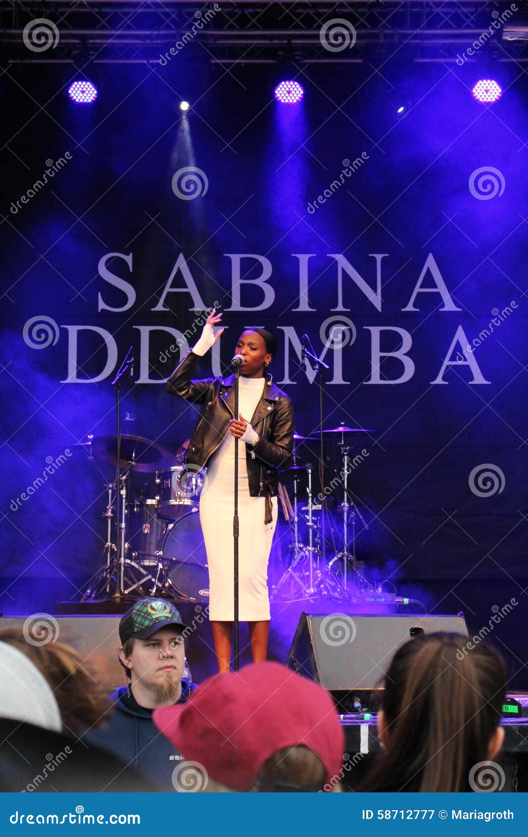 Sabina Ddumba - Zweedse Pop Zanger Redactionele Fotografie - Image of ...