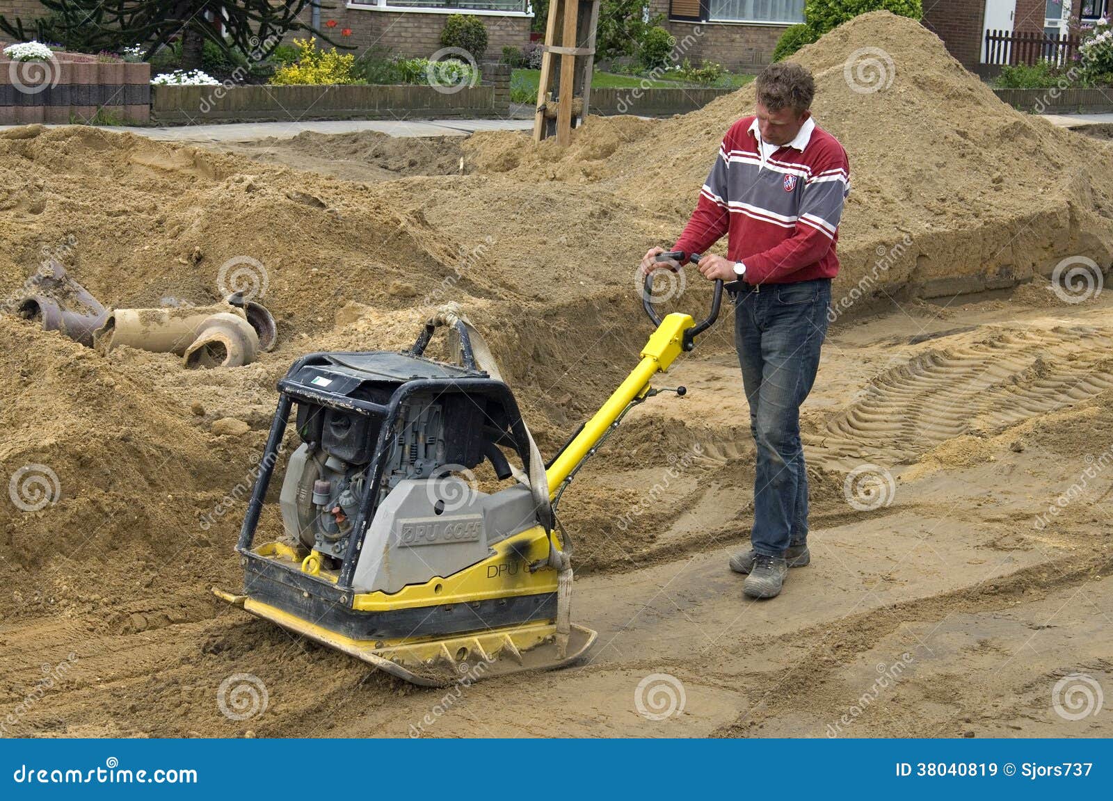 Sable De Compactage De Travailleur Avec Le Bourreur De Plat De ...
