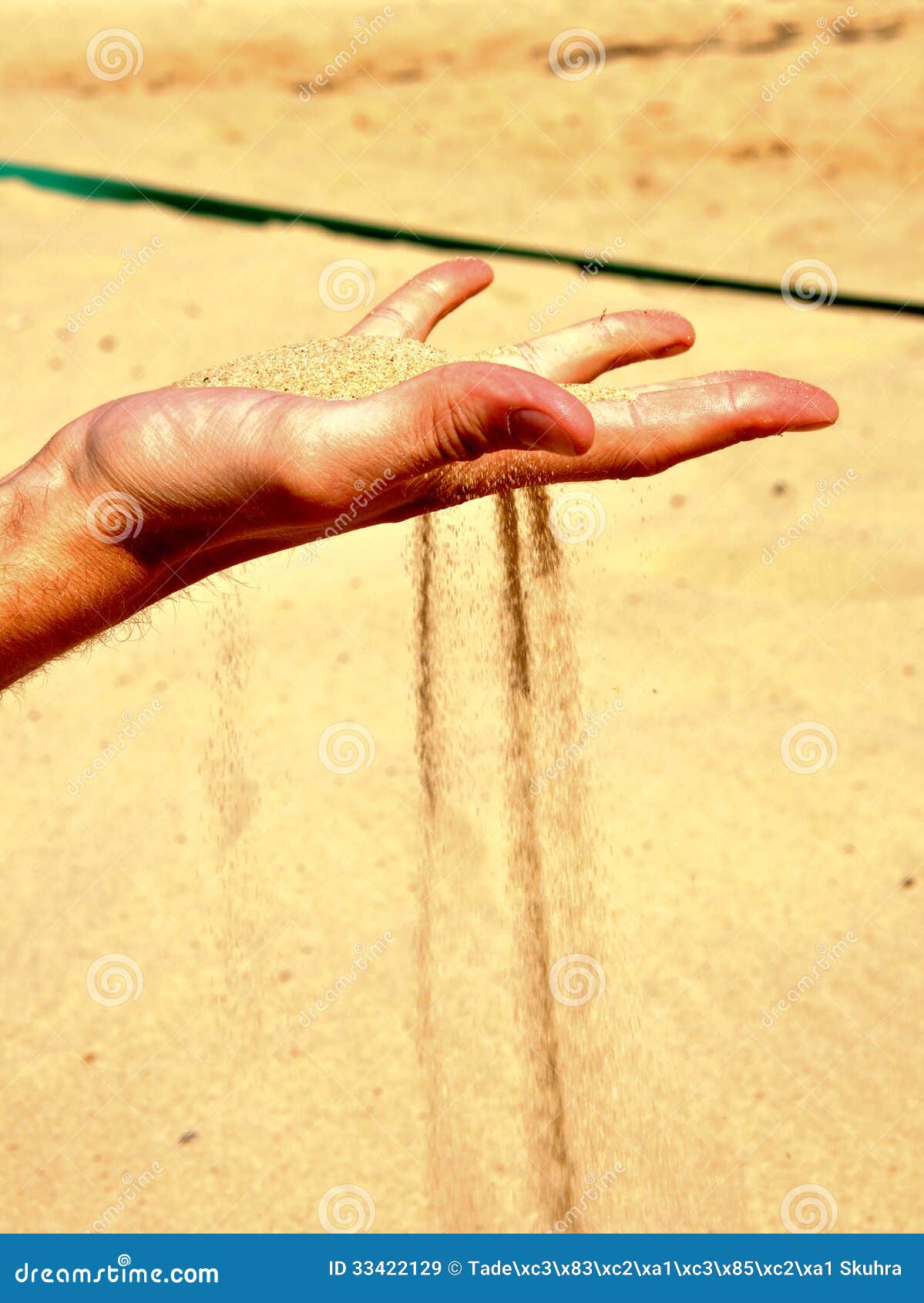 Sable en baisse de main image stock. Image du saleté - 33422129