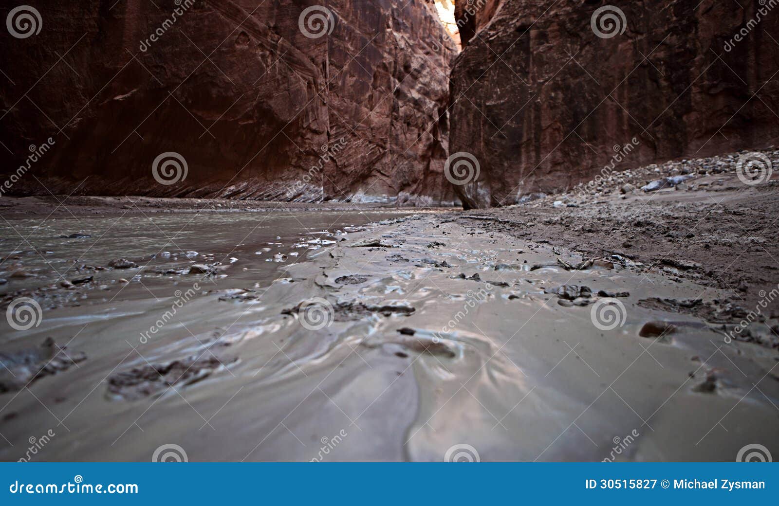 Sable Mouvant Et Muddy Waters Image stock - Image du rouge, murs: 30515827