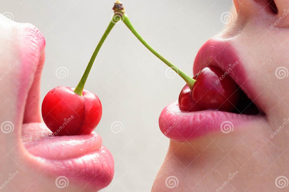 Sabor Aproximação De Beijos De Boca Feminina Duas Lindas Lésbicas Sexy Apaixonadas Amigas Lábios