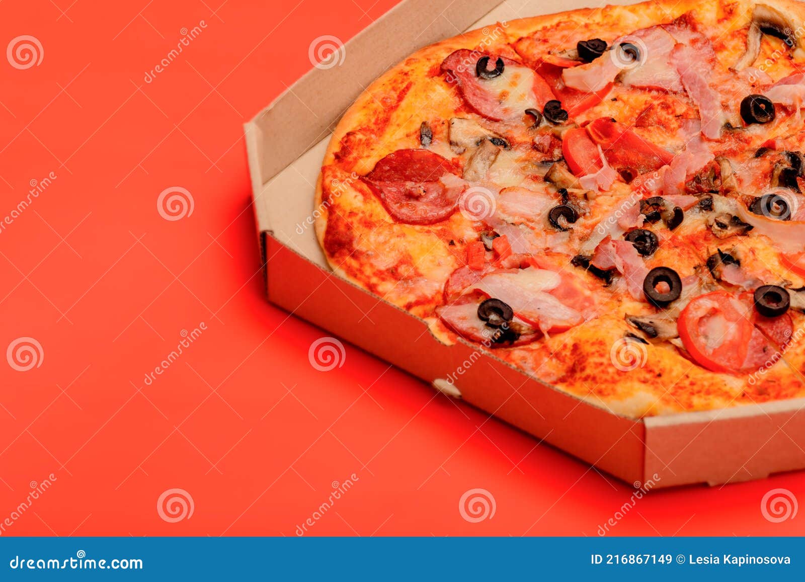 Sabrosa Pizza Sabrosa Aislado Sobre Fondo Rojo. Pizza Sobre Fondo Rojo ...