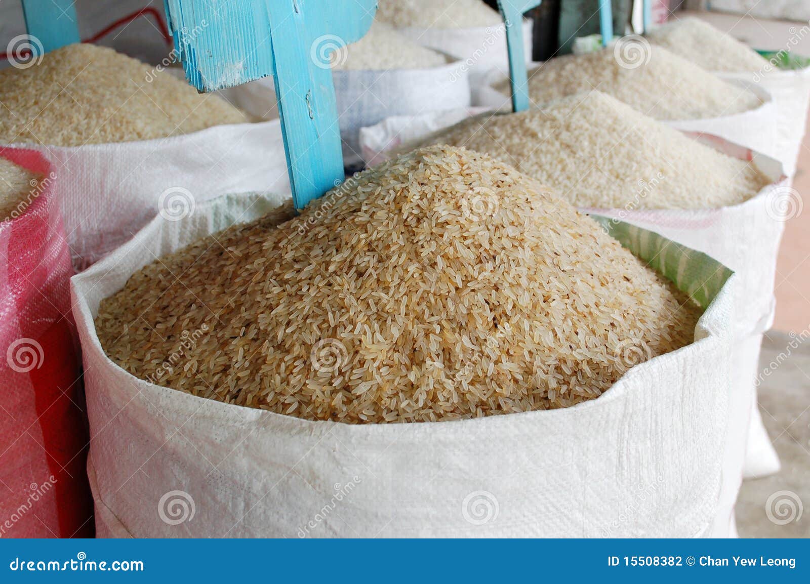 Sac de riz photo stock. Image du nourriture, asiatique - 15508382