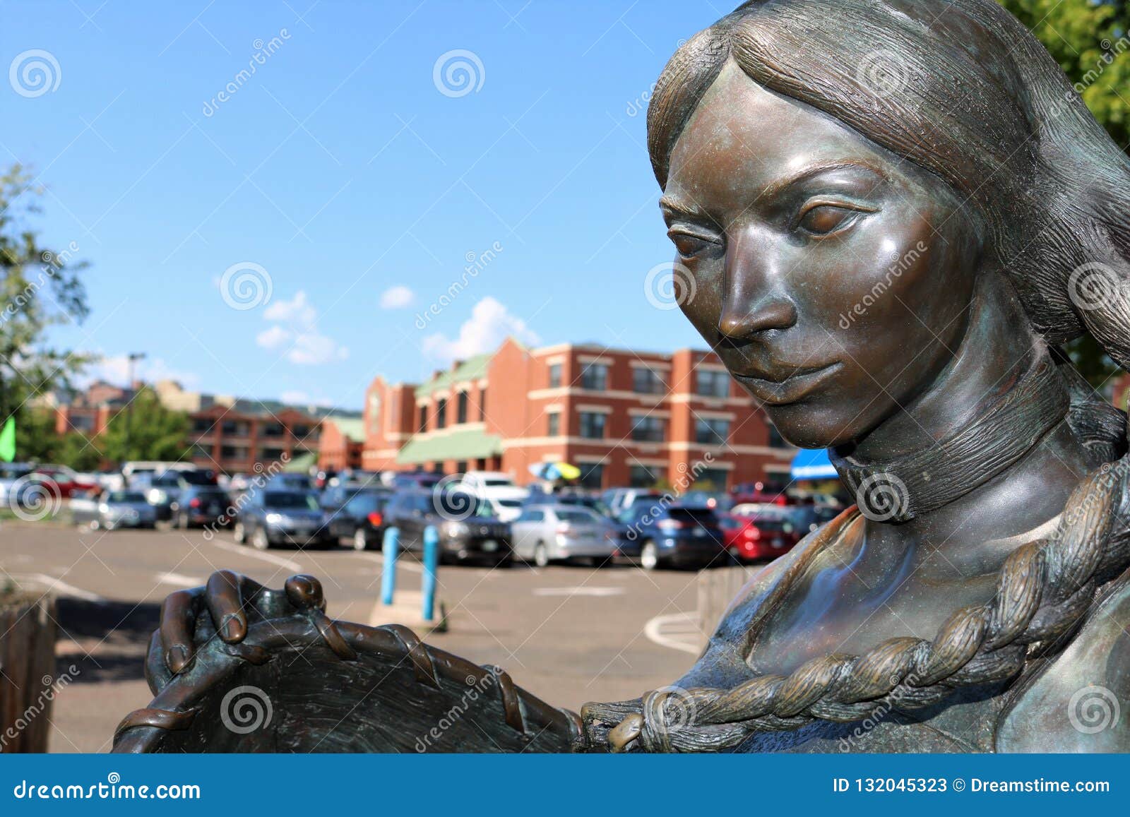 Sacagawea statue editorial stock photo. Image of water - 132045323