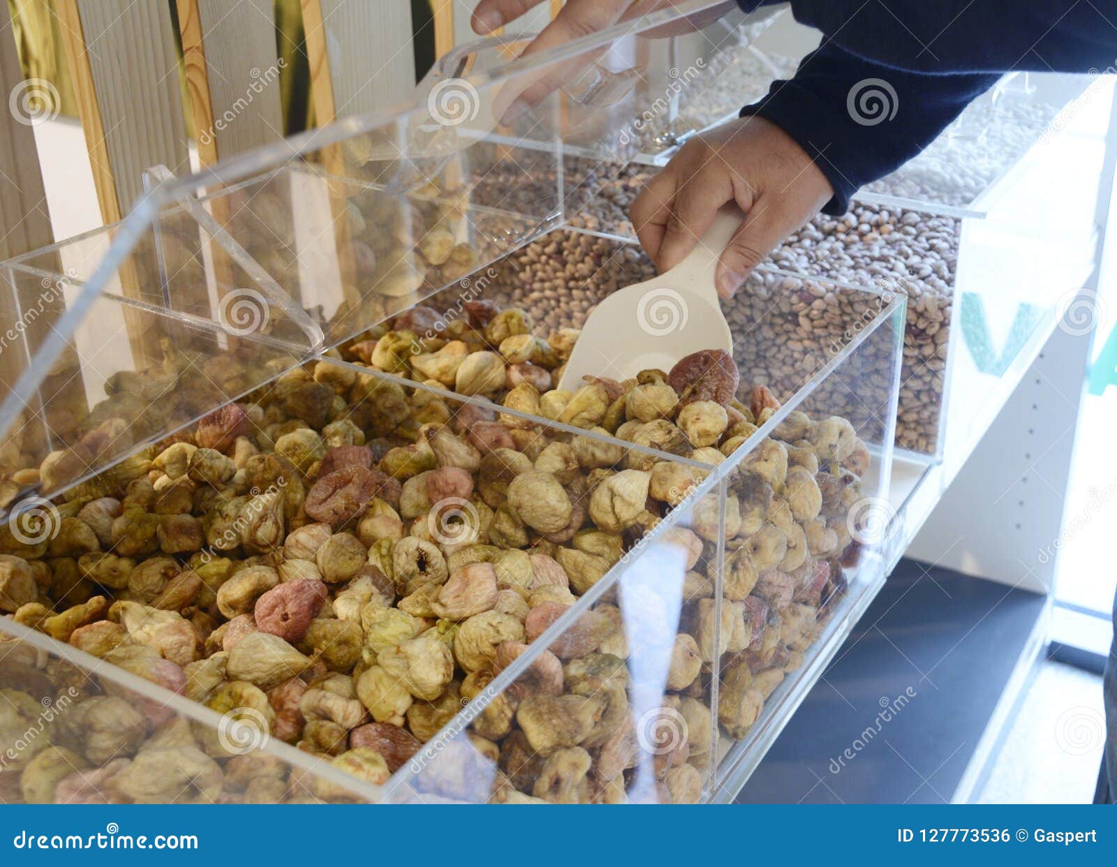Sacar La Comida Seca De Las Cajas Foto de archivo - Imagen de aplane ...