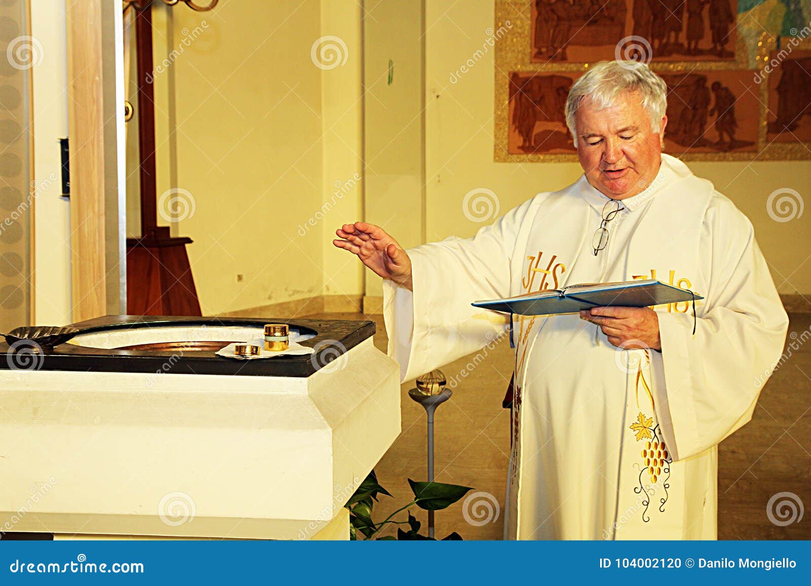 Sacerdote Del Bautismo Imagen Editorial Imagen De Sacramento 104002120