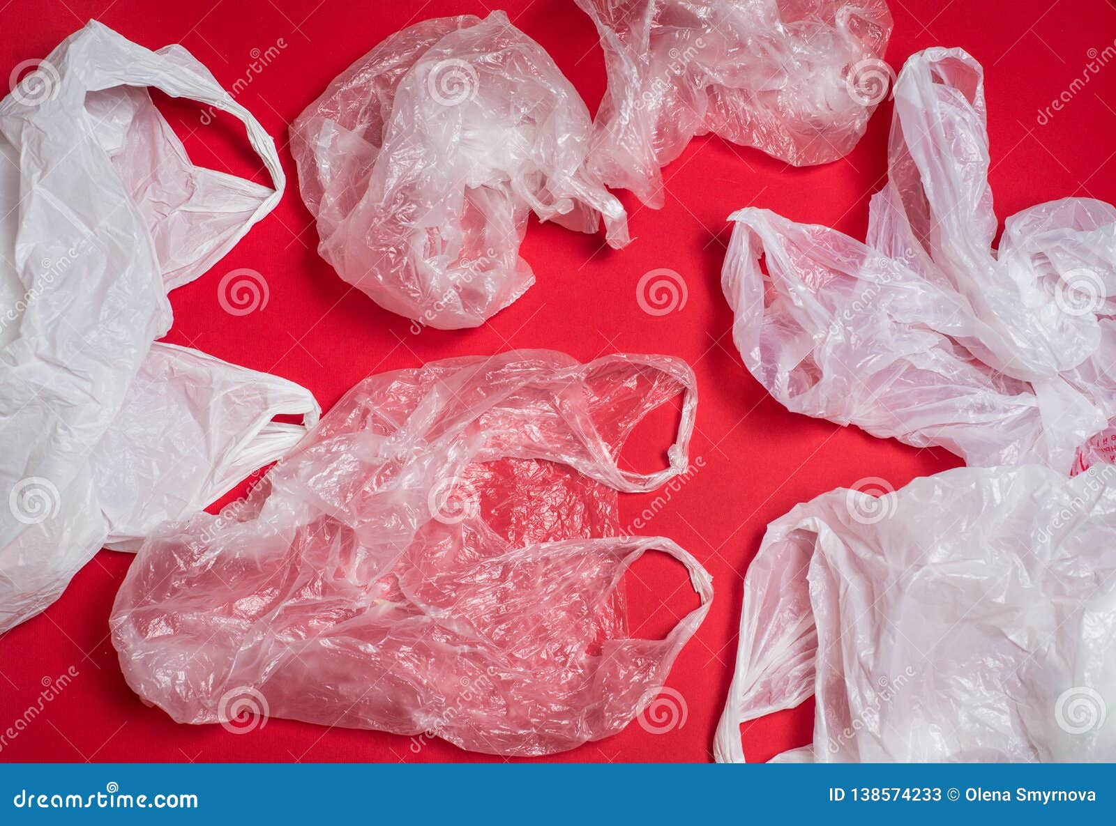 Sachets Et Bouteilles En Plastique Image stock - Image du déchets, fond ...