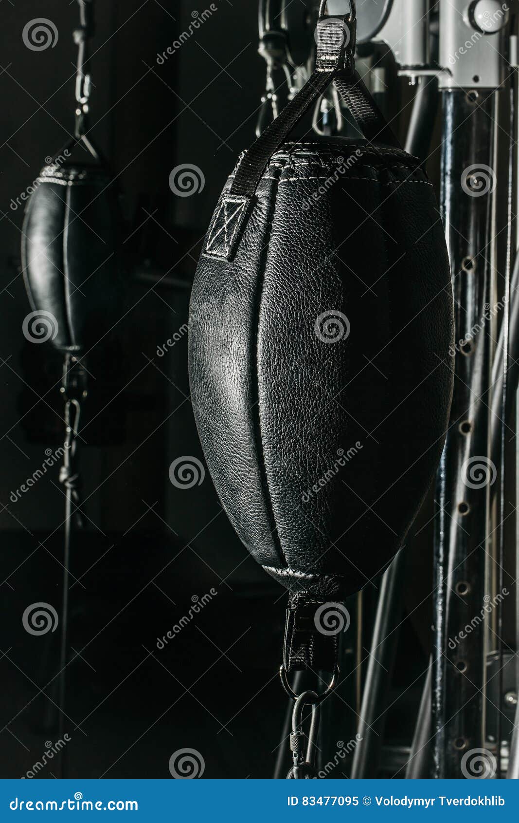 Saco De Arena De Cuero Negro Del Boxeo Imagen de archivo - Imagen de ...